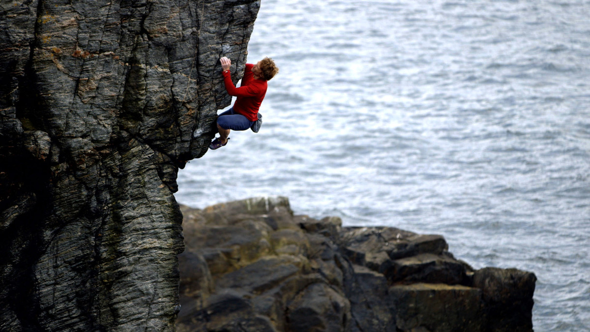 Julian Lines climbs cliffs without rope, melts away worries