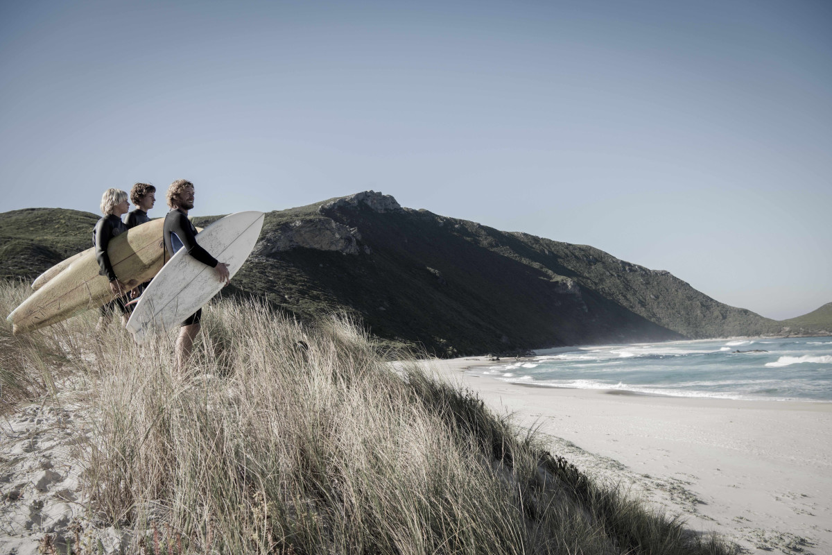 How Simon Baker’s Lifetime of Surfing Helped Him Make New Surf Movie ...