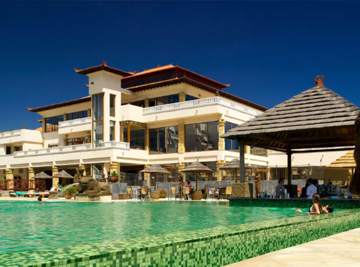 The Best Swim-Up Bars in the World to Enjoy Cocktails in the Pool