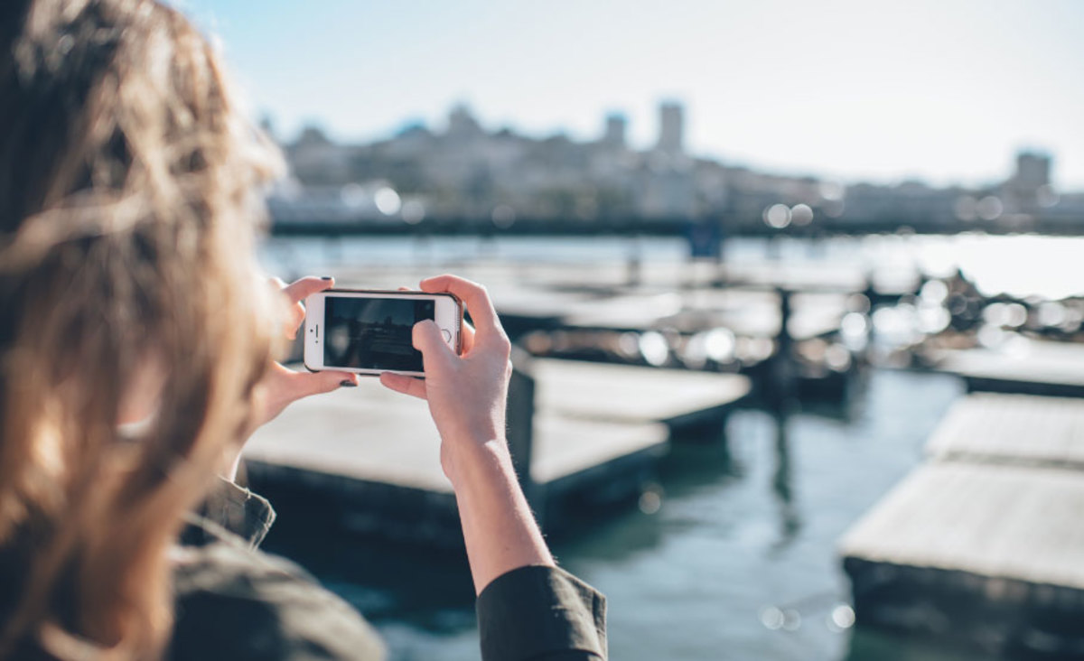 6 tips for staying connected while traveling abroad