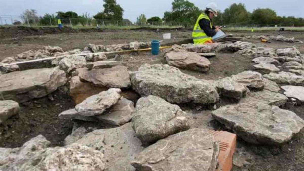 Archaeologists Uncover Mysterious Bronze Age Artifacts in England