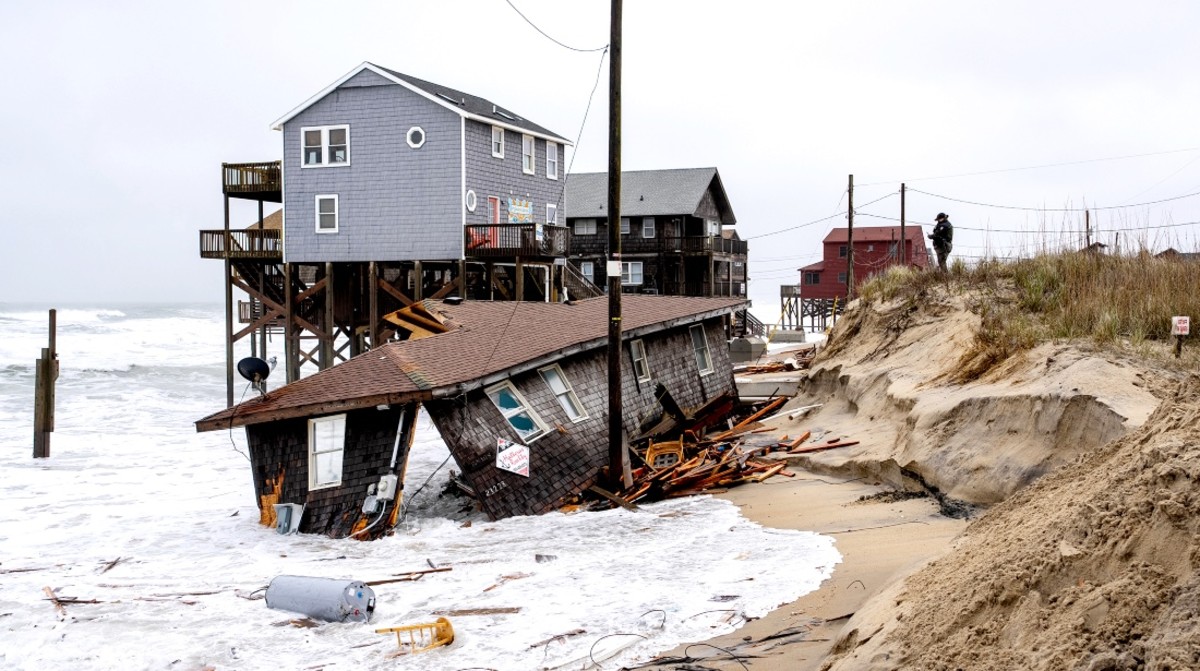 Outer Banks House Seen Collapsing Into the Ocean in Sad Video