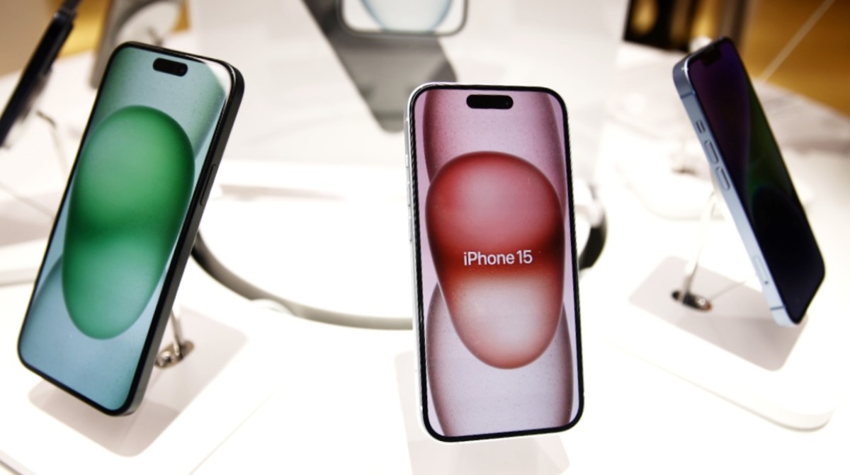 iPhone Users Are Reporting Their Phones Shutting Down Overnight