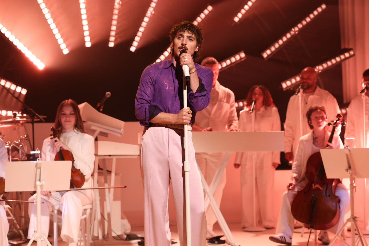 Benson Boone’s Raw “Sorry I’m Here For Someone Else” Performance on SNL ...