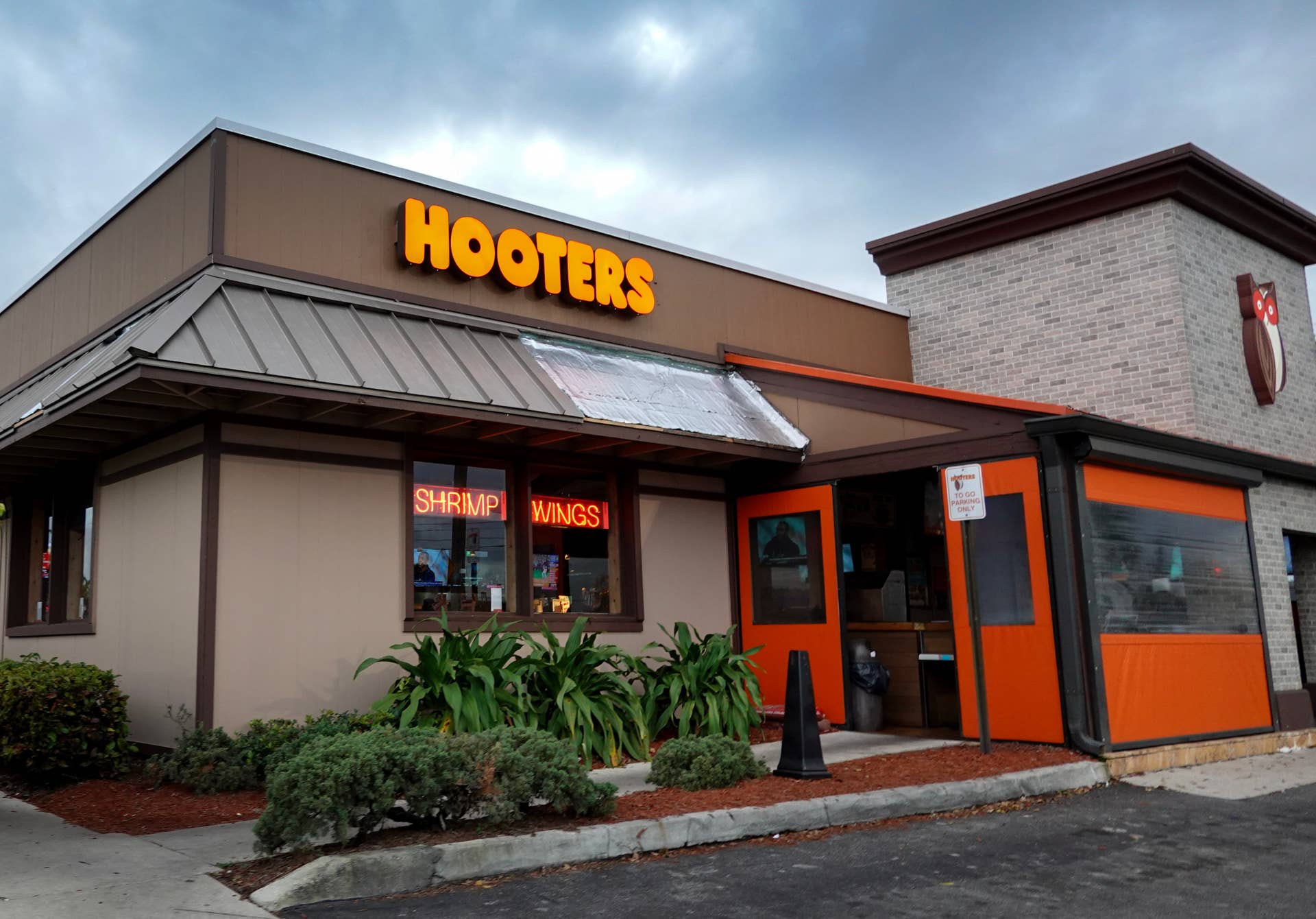 Iconic Restaurant Chain Abruptly Closes Over 30 Locations After Bankruptcy