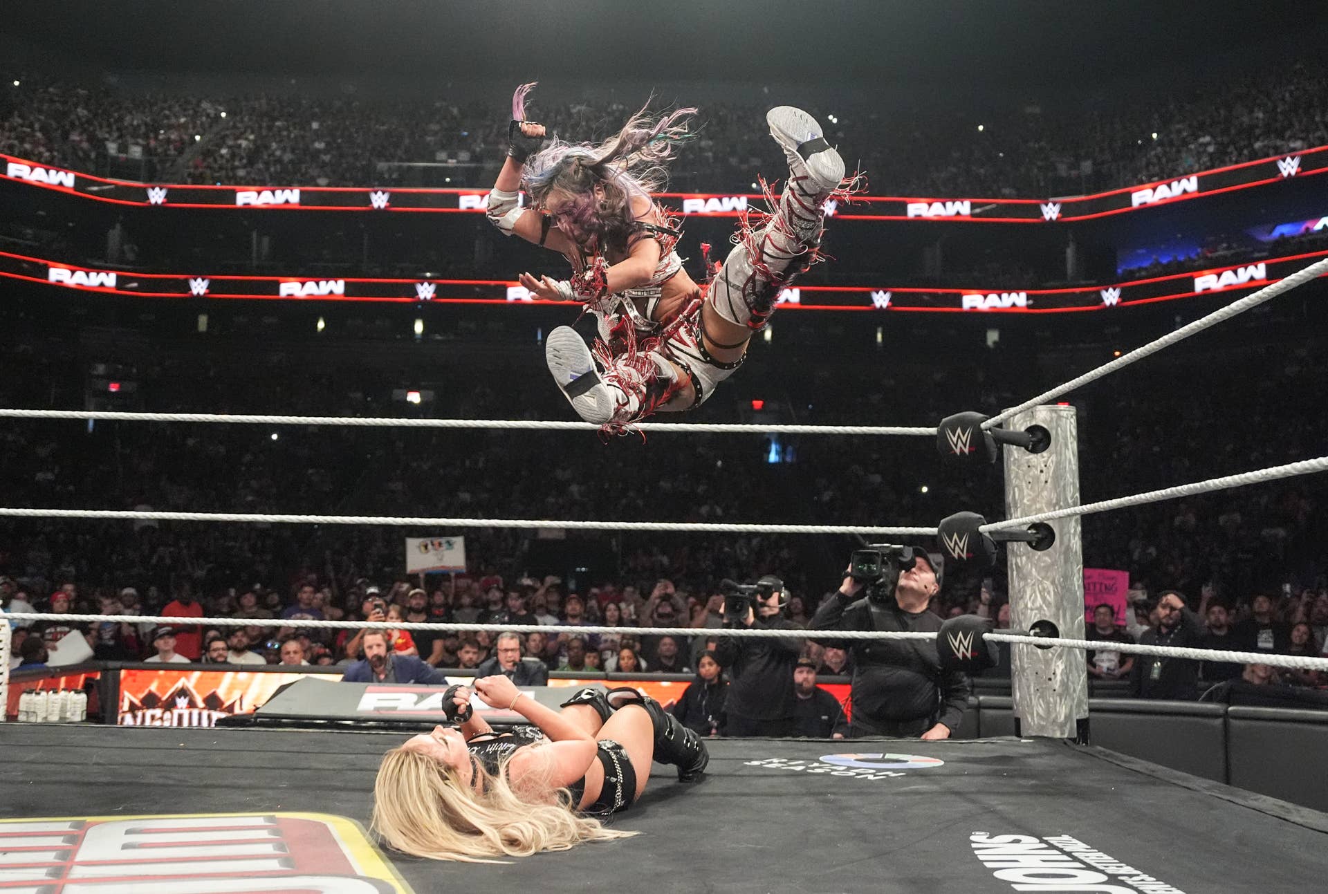 WWE Star's On-Camera Injury Forces Show to Be Cut Short