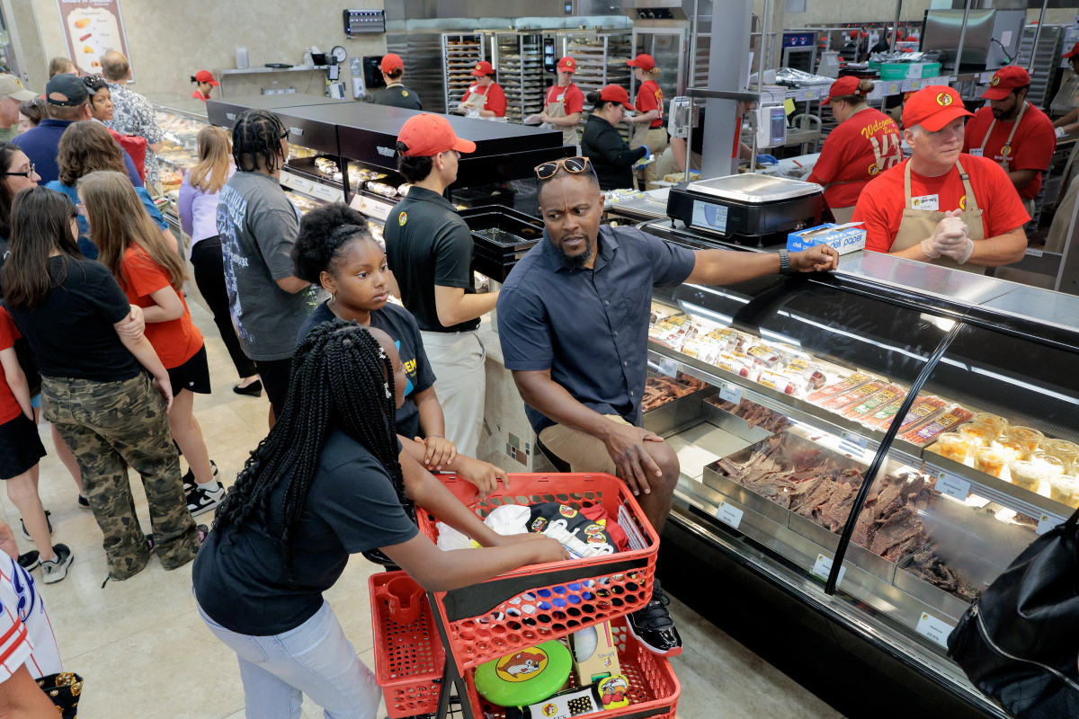 Opening of 1st Buc-ee's Store in Virginia Draws Thousands