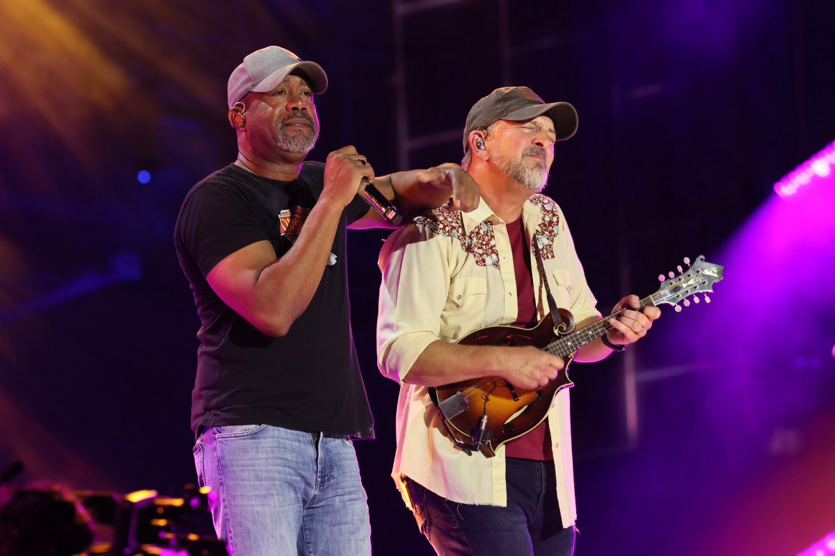 Country Music Star Abruptly Leaves Live Show, Apologizes to Fans