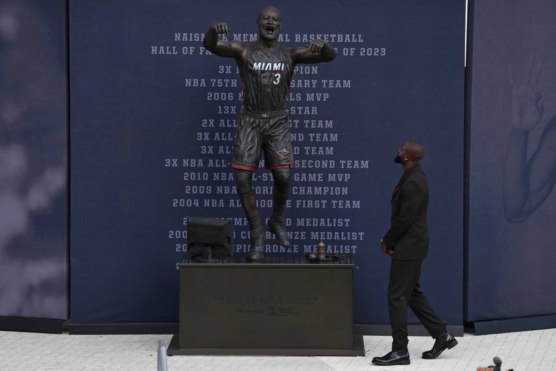 Dwyane Wade Enterrada Em 2024 Dwyane Wade Departs From Miami Where
