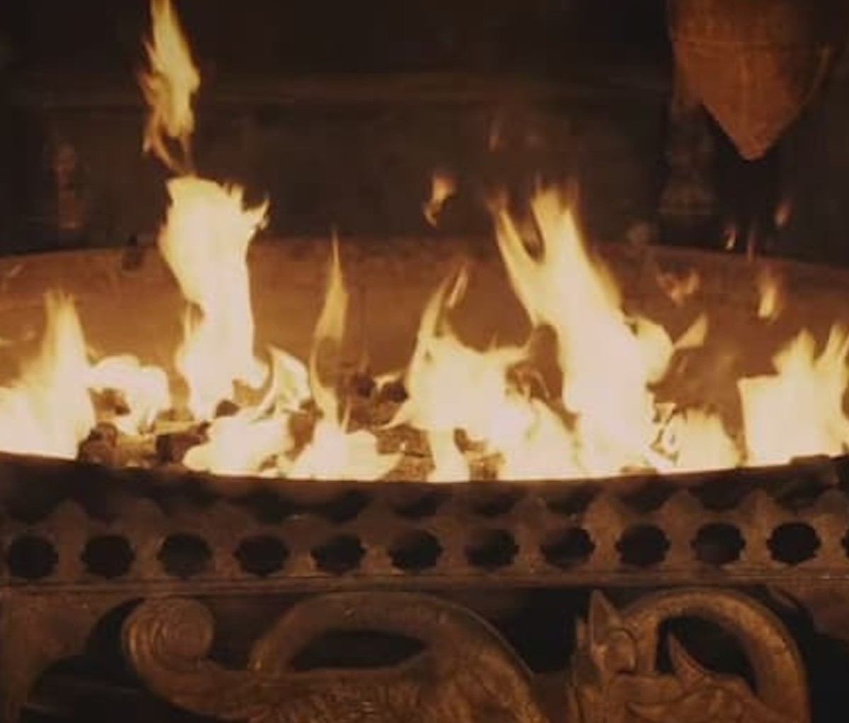 Best Holiday Fireplace Yule Logs and How to Stream Them