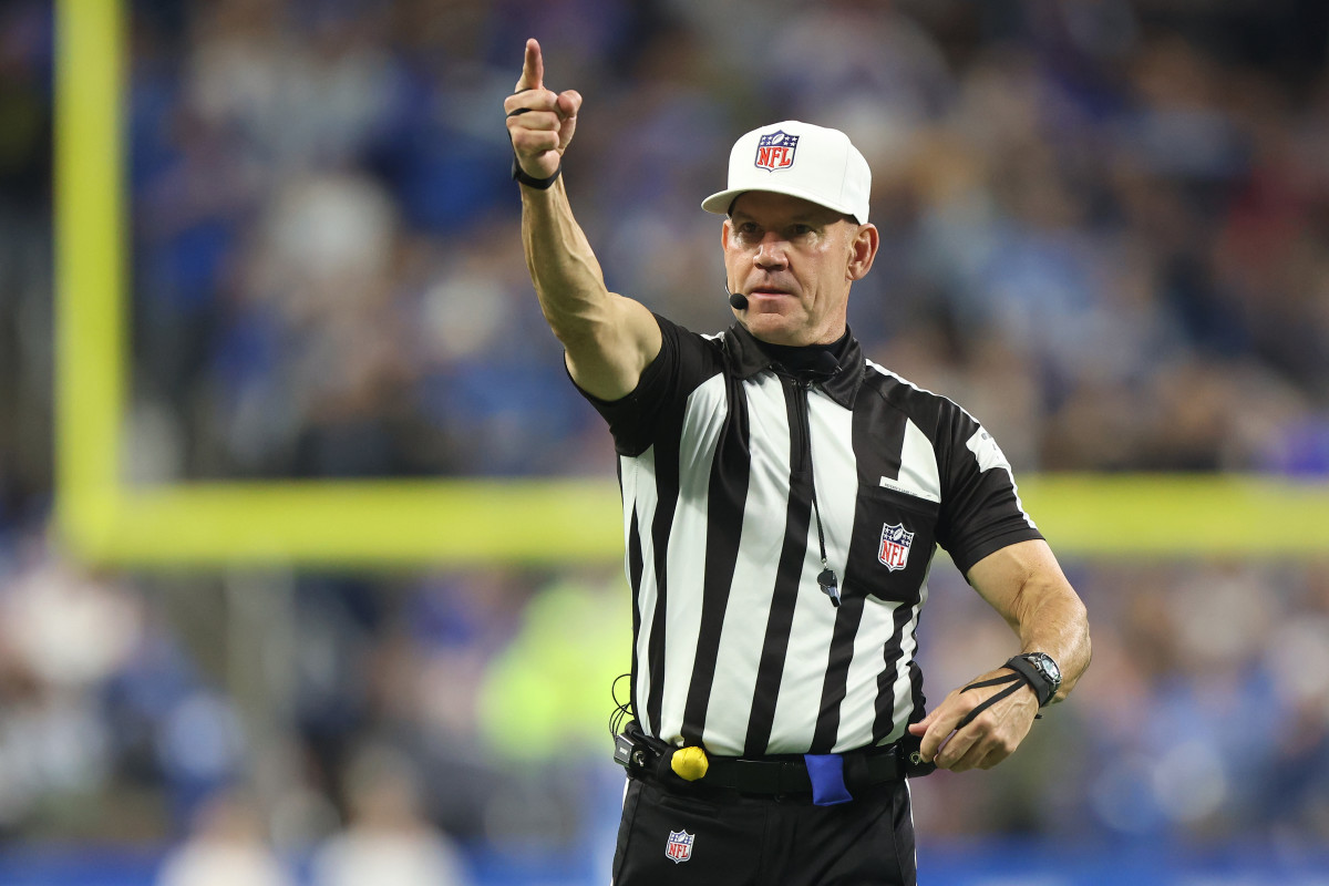 NFL Referee Clete Blakeman Laughs While Making Aaron Rodgers Call