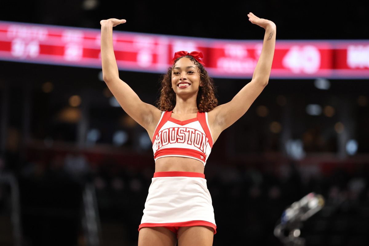 Houston Cheerleaders Wow With Photos Ahead of Final Four