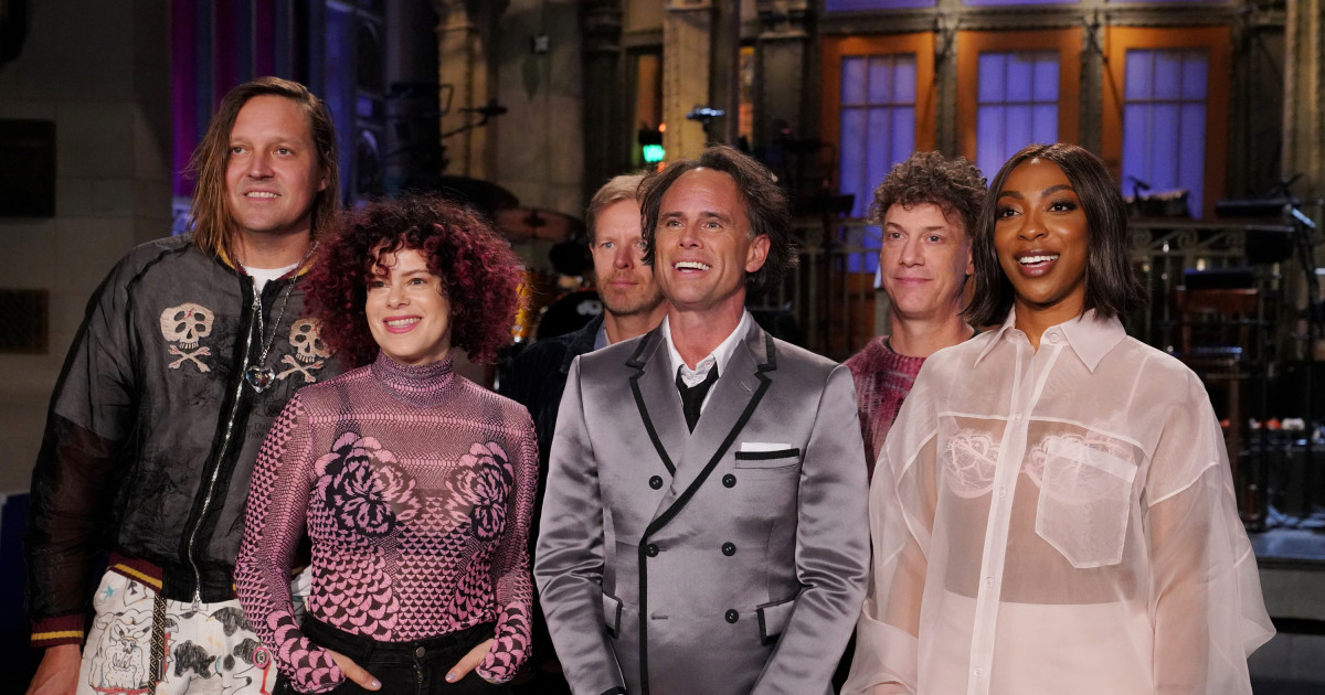 Walton Goggins Reunites With ‘White Lotus’ Co-Star on ‘SNL’ - Men's Journal