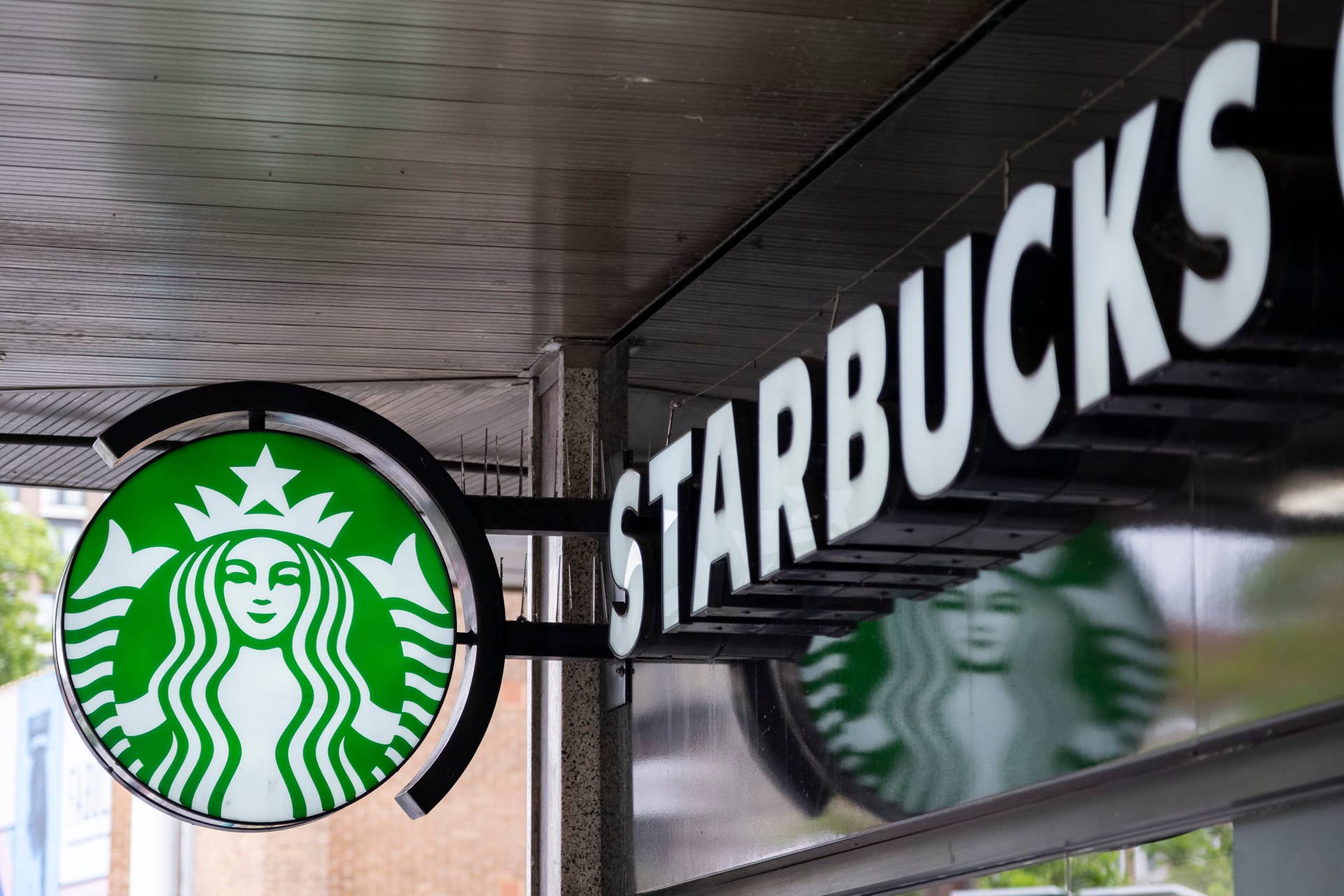 Starbucks CEO Brian Niccol Makes Bold Promise - Men's Journal