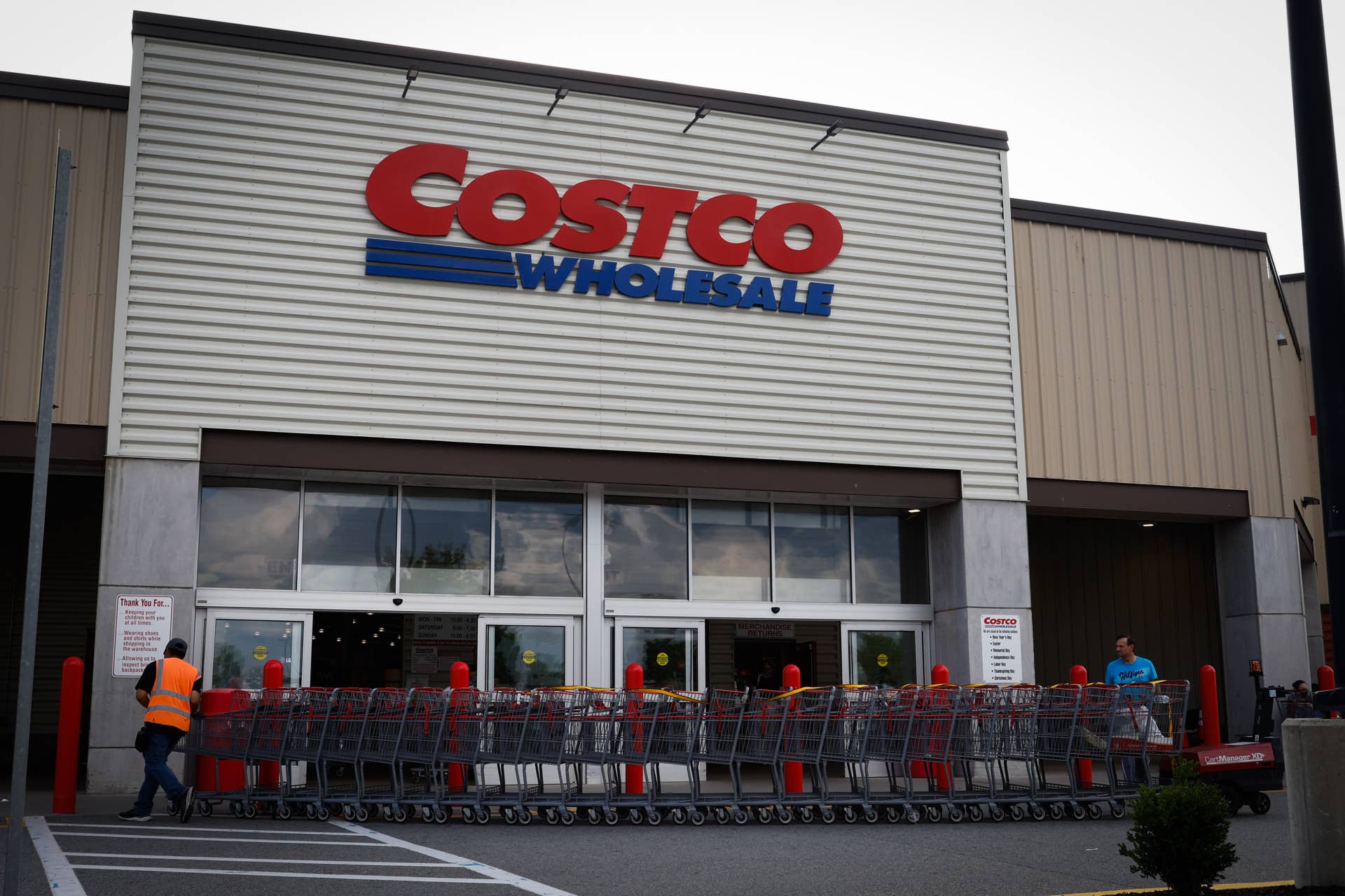 Fans Are 'Loving' New Snack Bar Variety Pack at Costco - Men's Journal