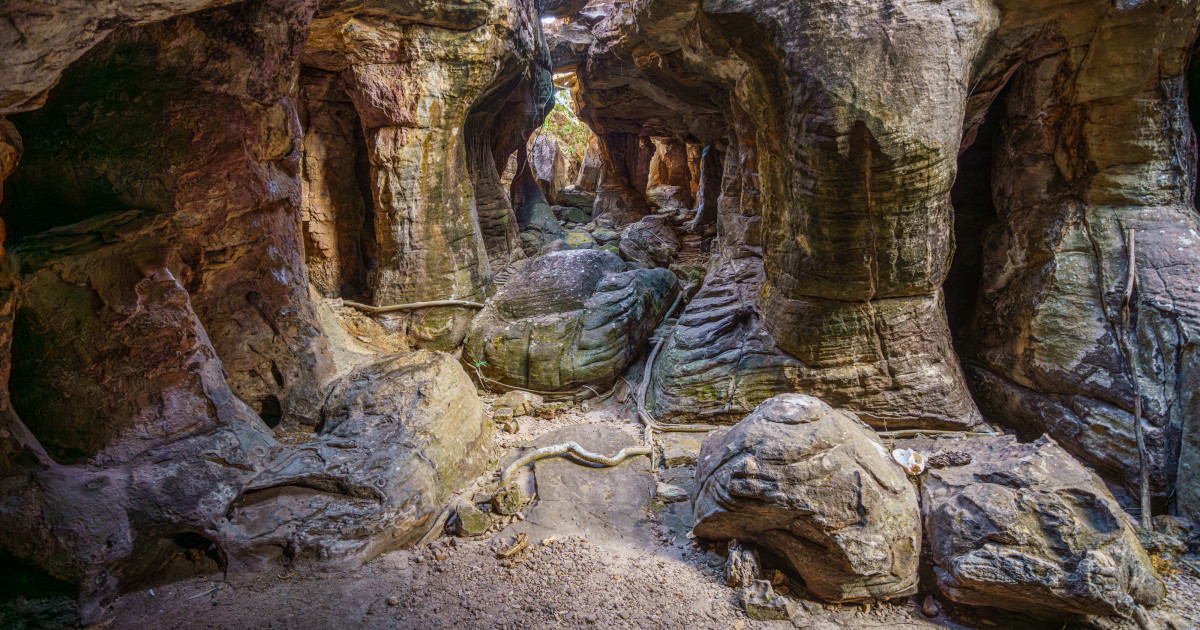 Preserved Handprints Track Human Movements Thousands of Years Ago - Men ...