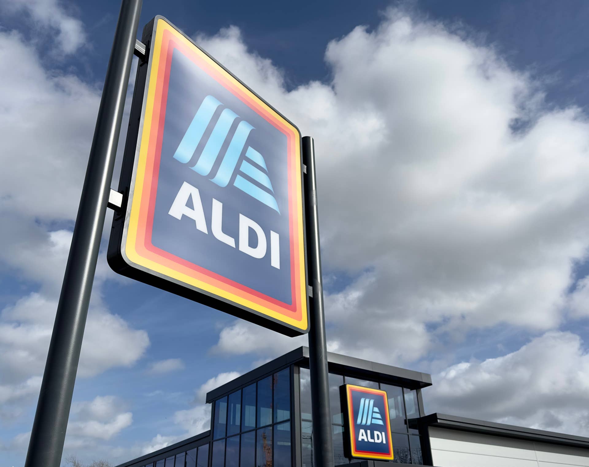 Aldi's Upgrades Pizza Night with This Stylish Serving Set - Men's Journal