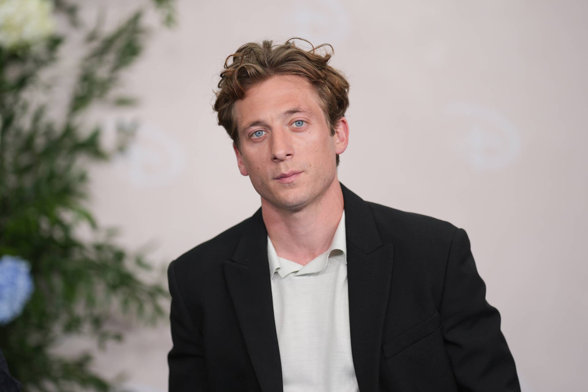 Jeremy Allen White Finally 'Graduated High School' at Age 34 - Men's ...