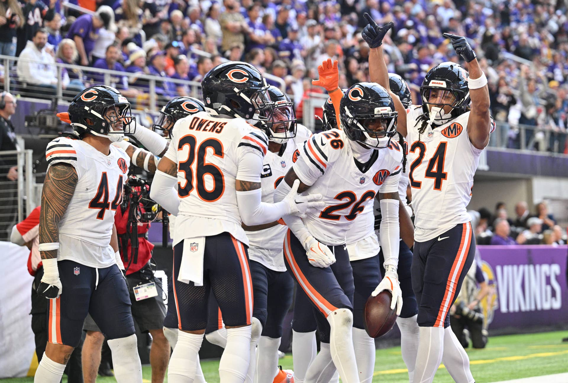 Bears Player Pays Tribute To ‘Last Chance U’ Coach Jon Beam - Men's Journal