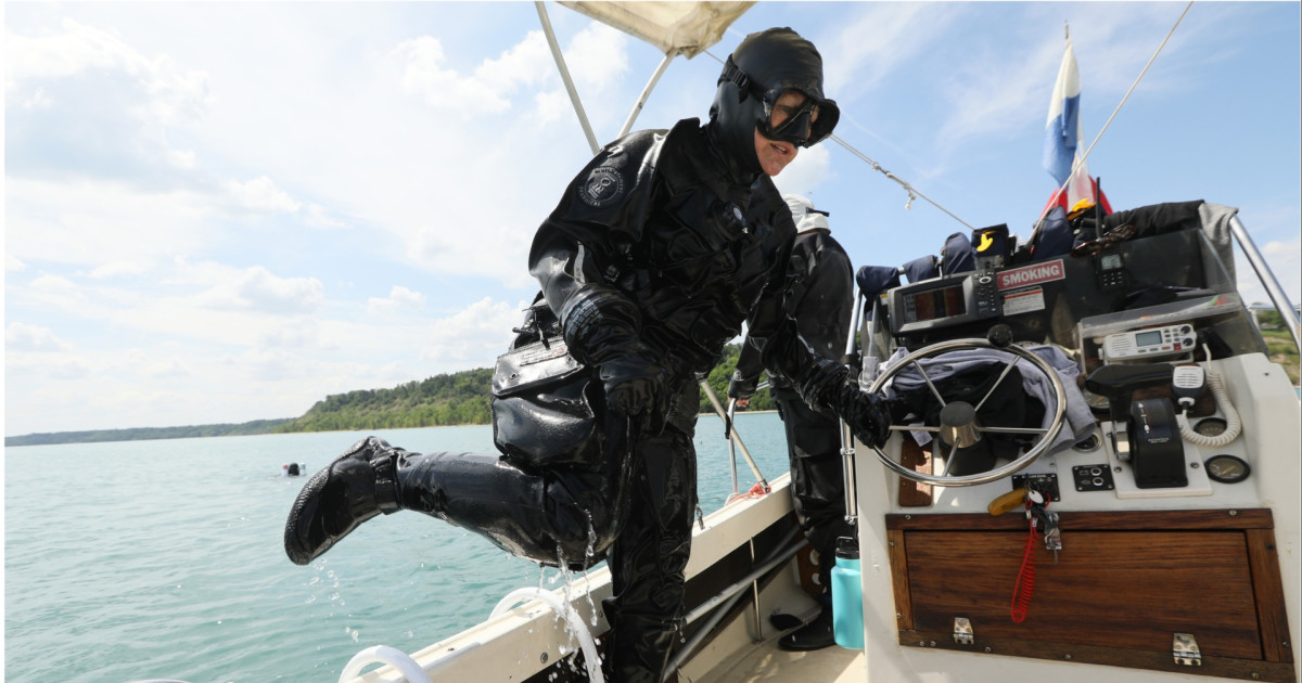 Scientists Discover 5,200-Year-Old Canoe in Wisconsin Lake - Men's Journal