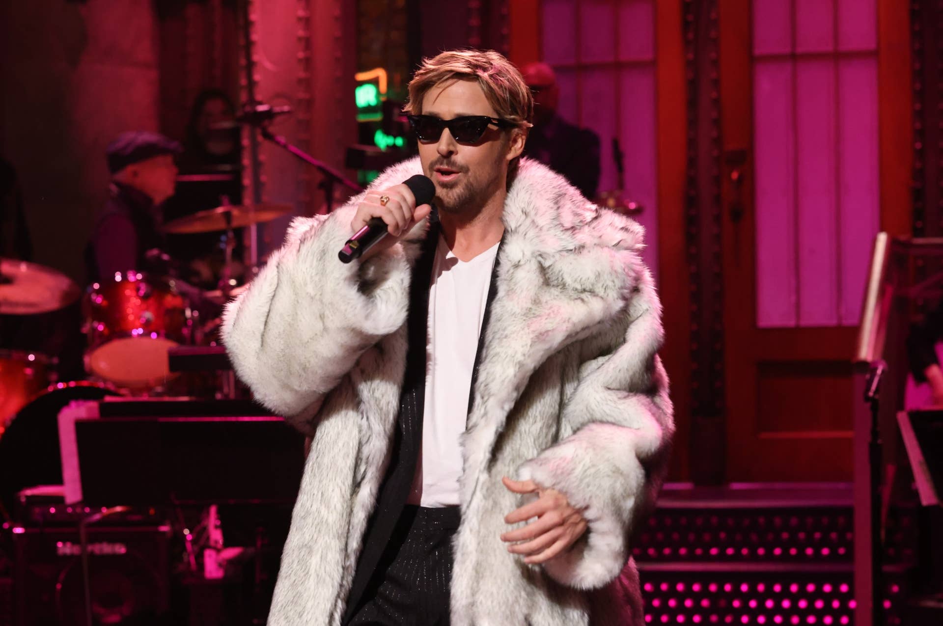 Ryan Gosling Returning to Host ‘Saturday Night Live’ - Men's Journal