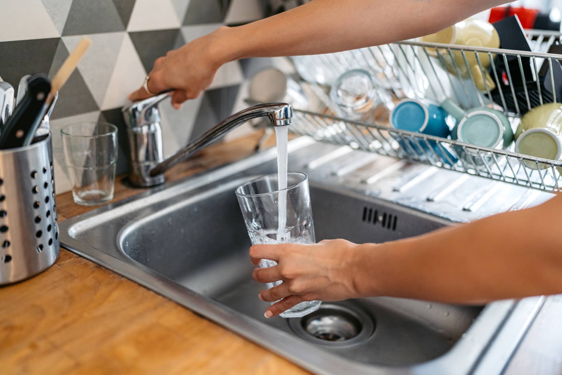 Fix Low Water Pressure in Your Kitchen Faucet In Minutes - Men's Journal