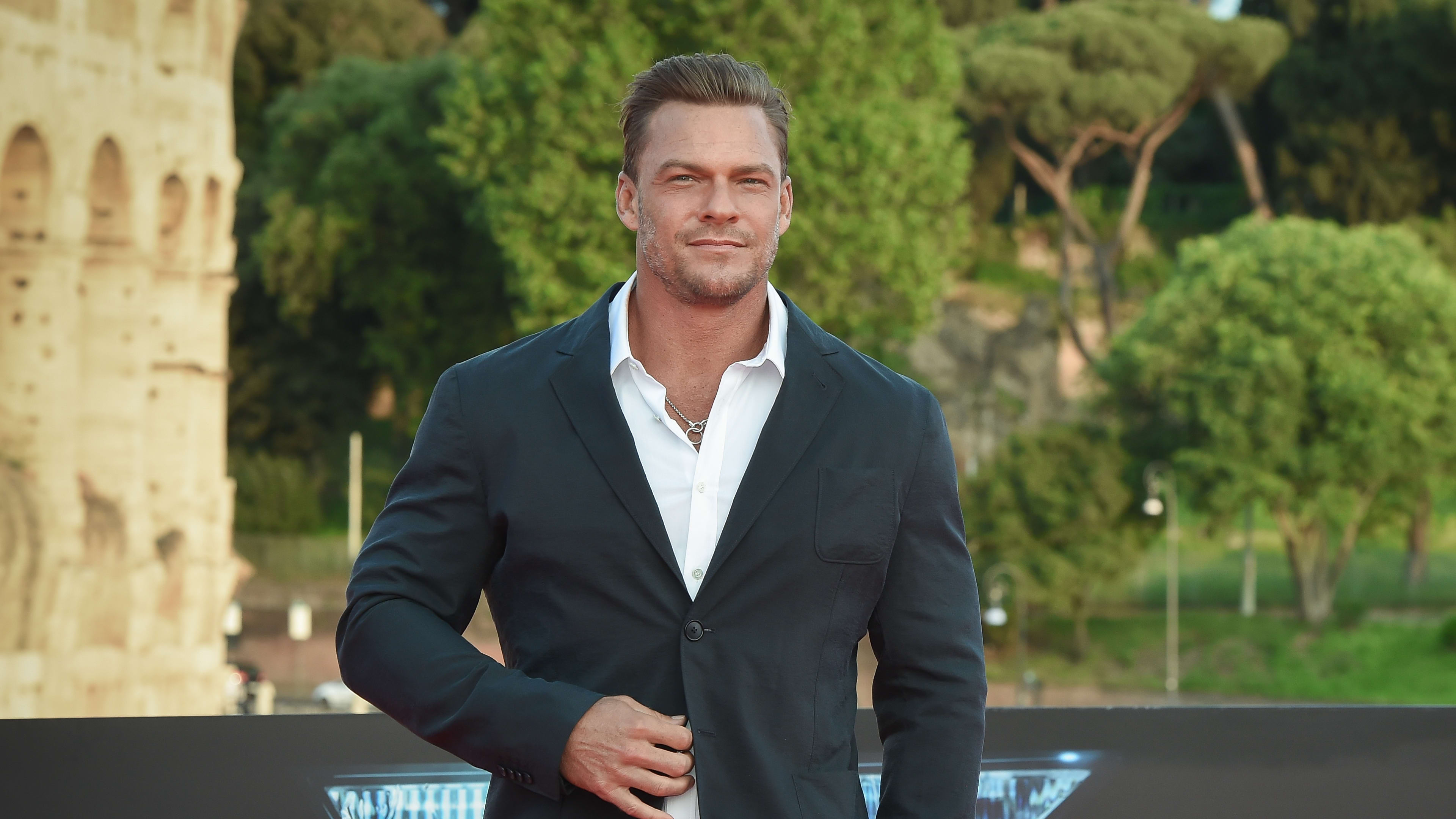 alan ritchson workout