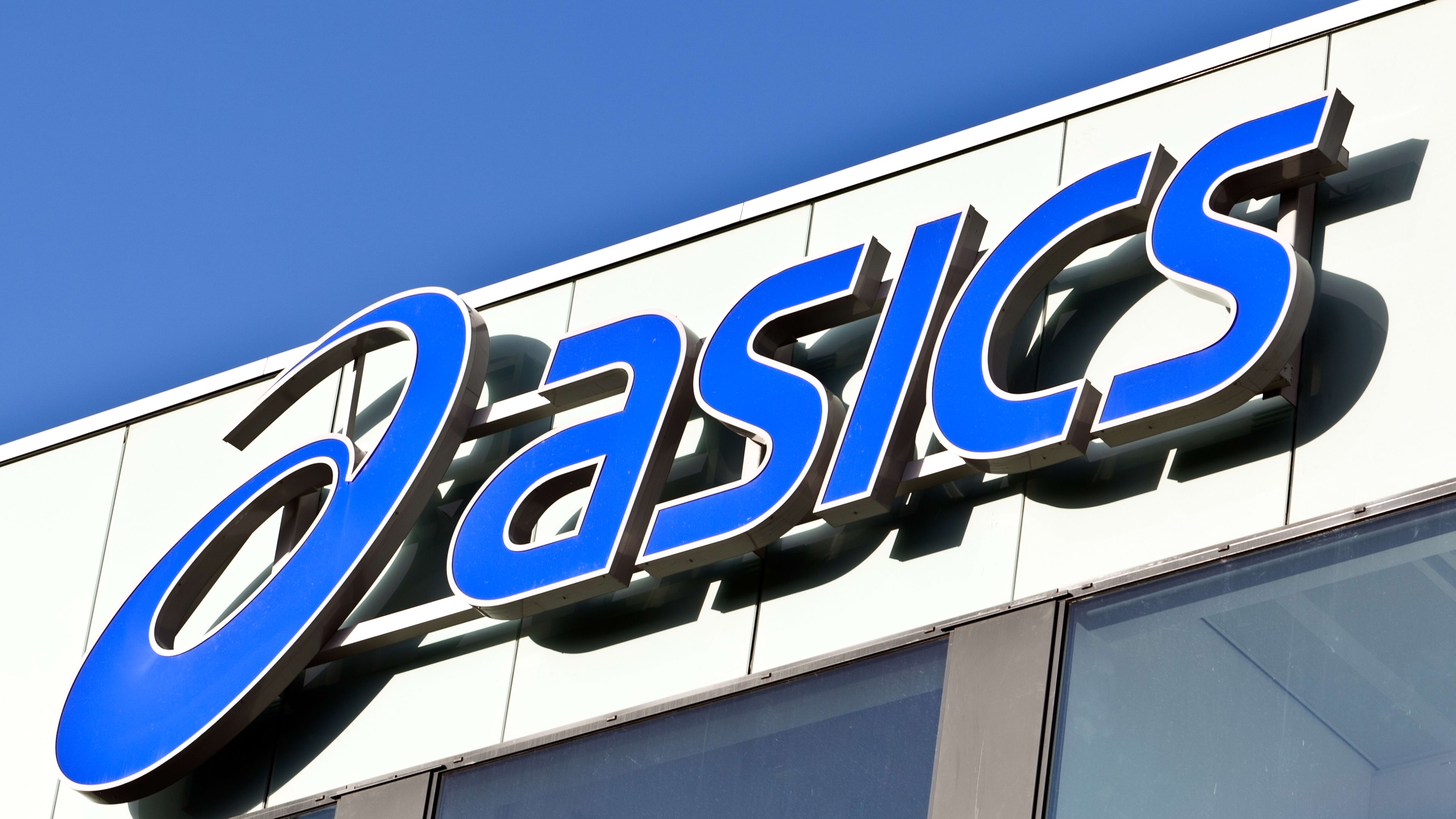 Asics Gel-Nimbus 27 Running Shoes Are $40 Off Right Now - Men's Journal