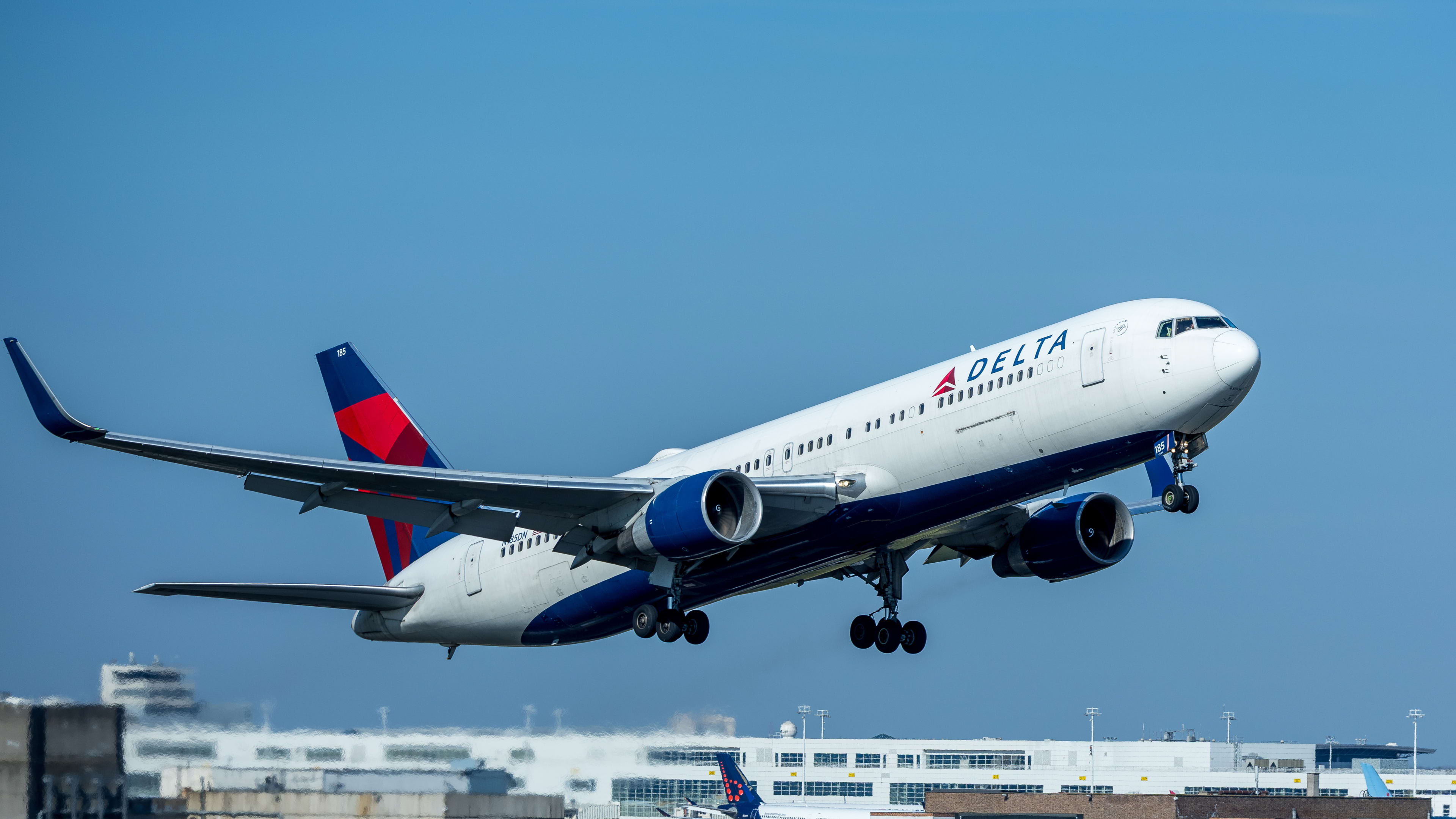 delta plane taking off