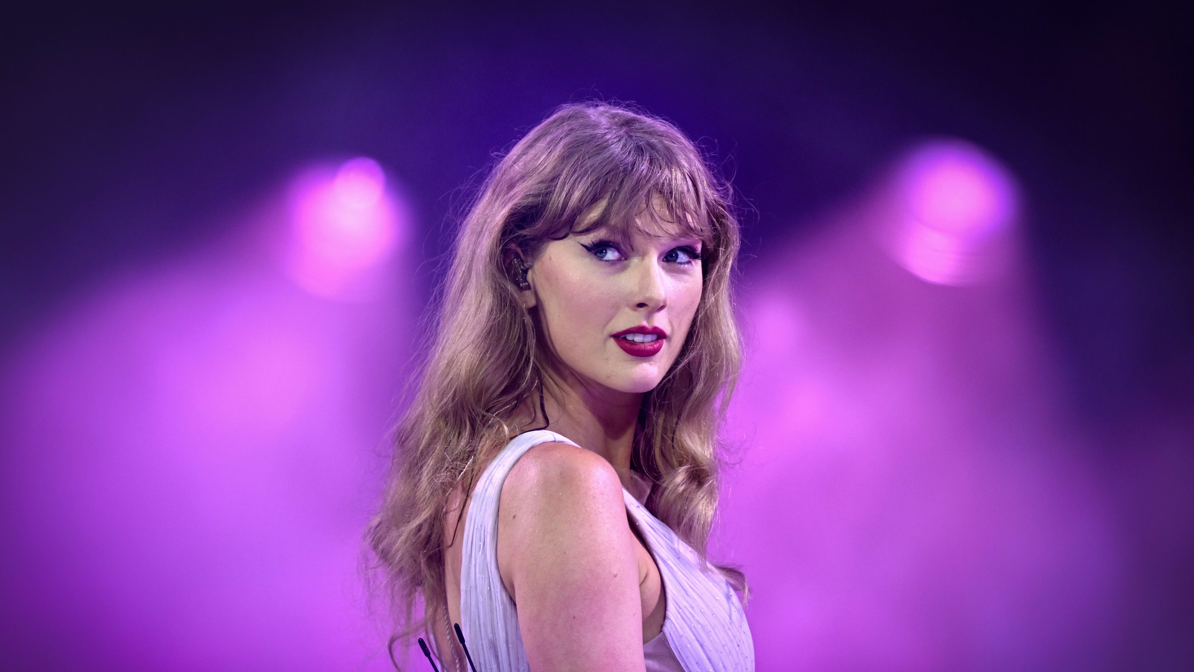 Taylor Swift Becomes Youngest-Ever Songwriters Hall of Fame Member ...