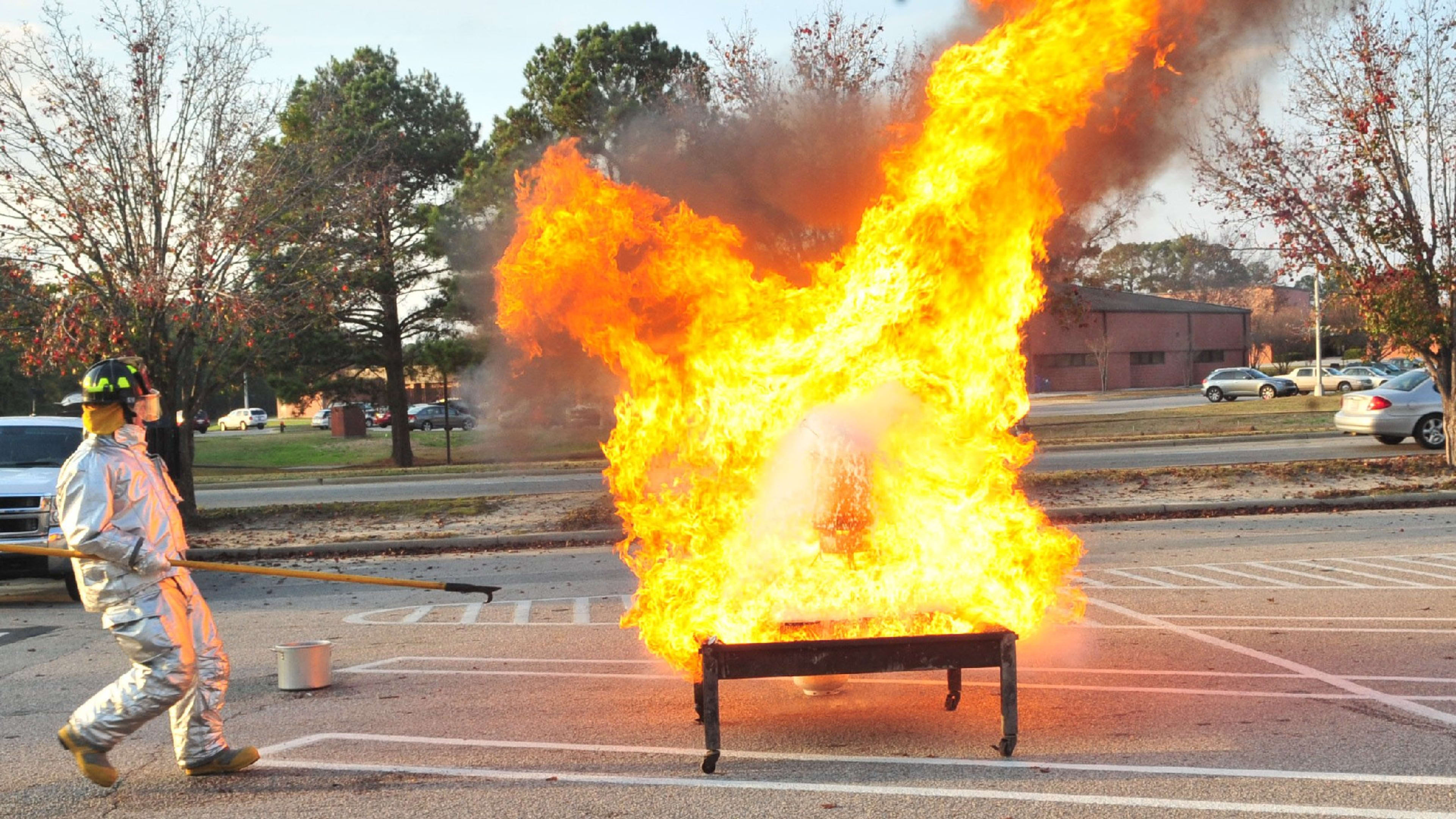How to Make Sure Deep-Fried Thanksgiving Turkey Doesn't Explode - Men's ...