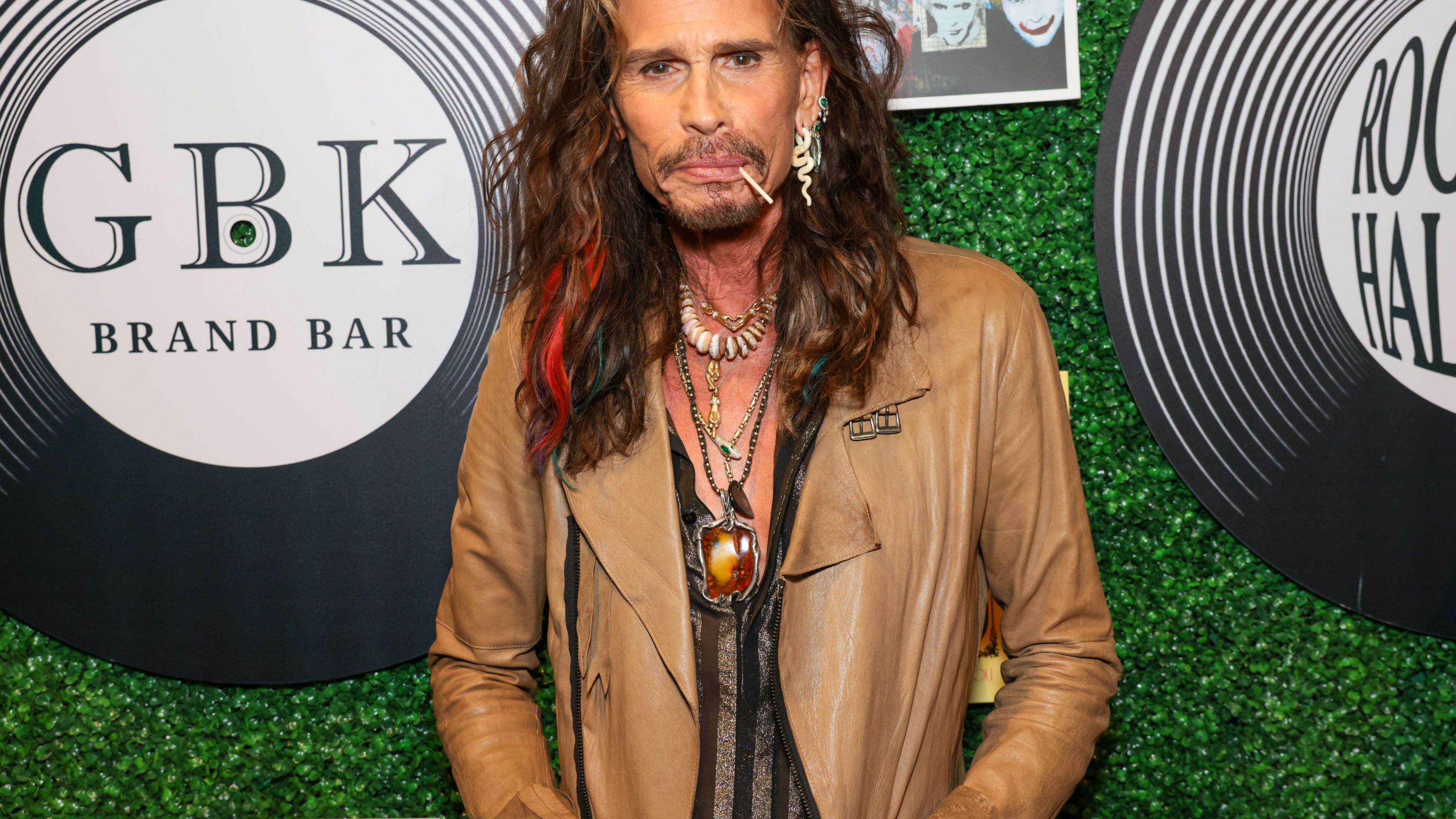 Aerosmith's Steven Tyler Performs Despite Vocal Injury - Men's Journal