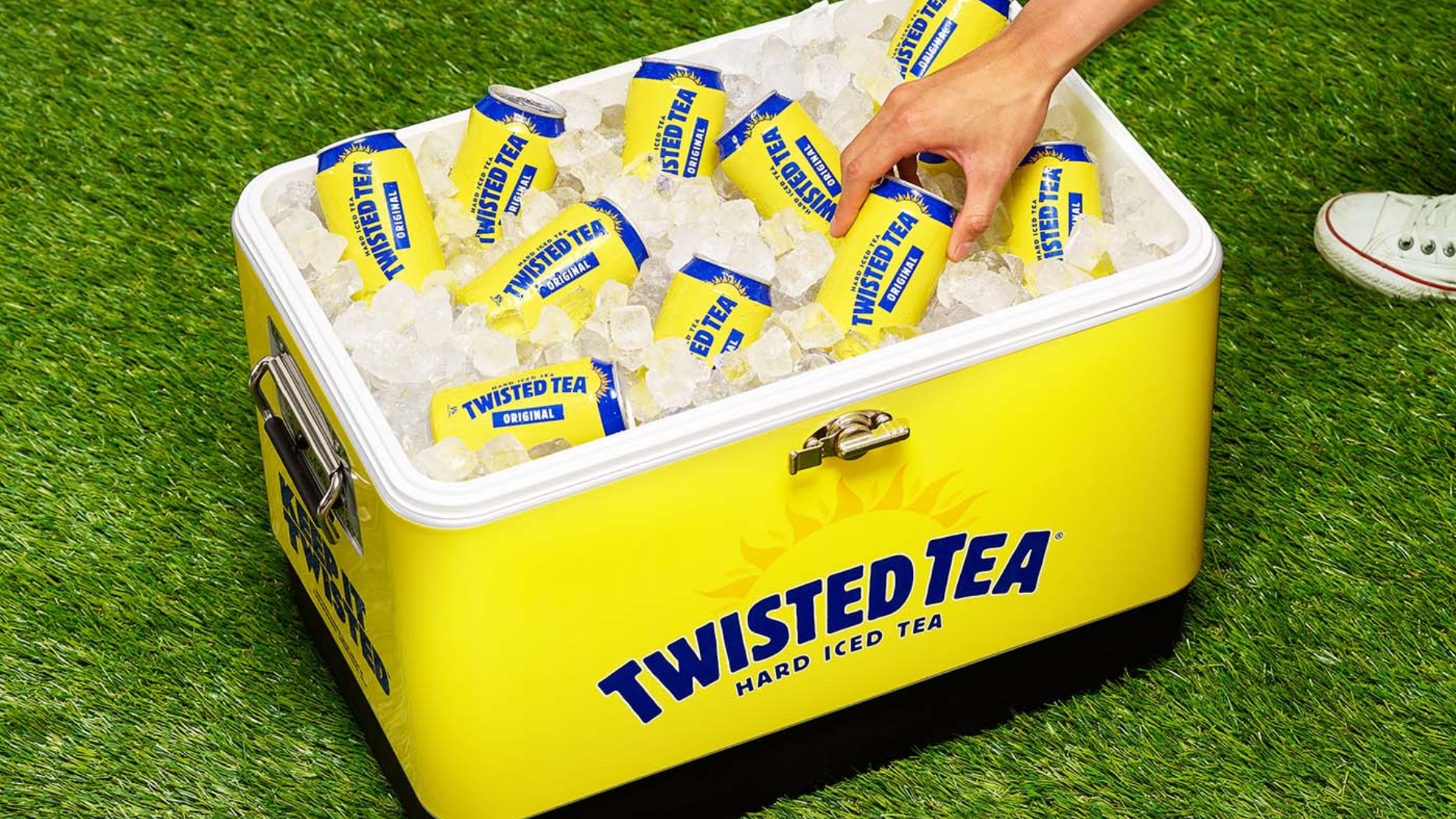 What Is Twisted Tea? Everything to Know About the Hard Tea - Men's Journal
