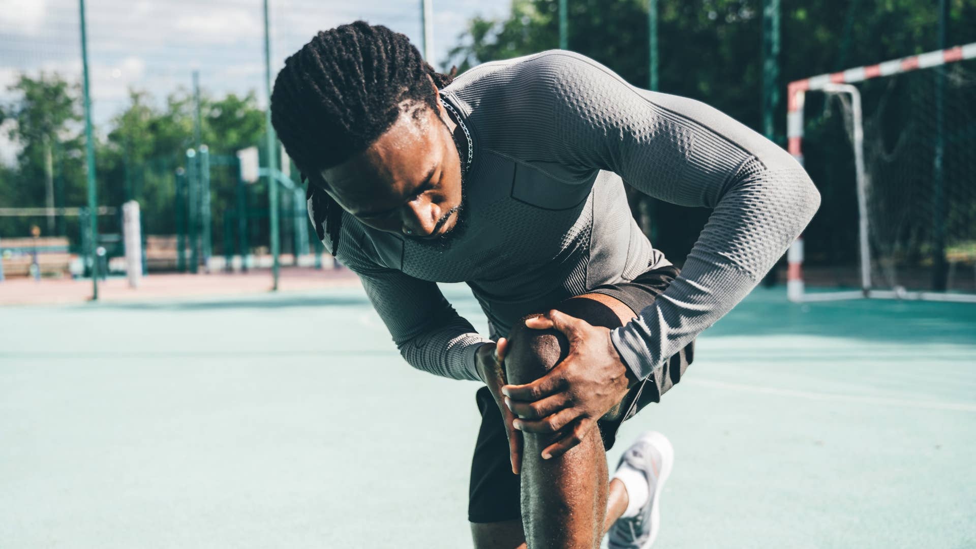 Chiropractor Shares Stretch That Instantly Reduces Knee Pain - Men's ...