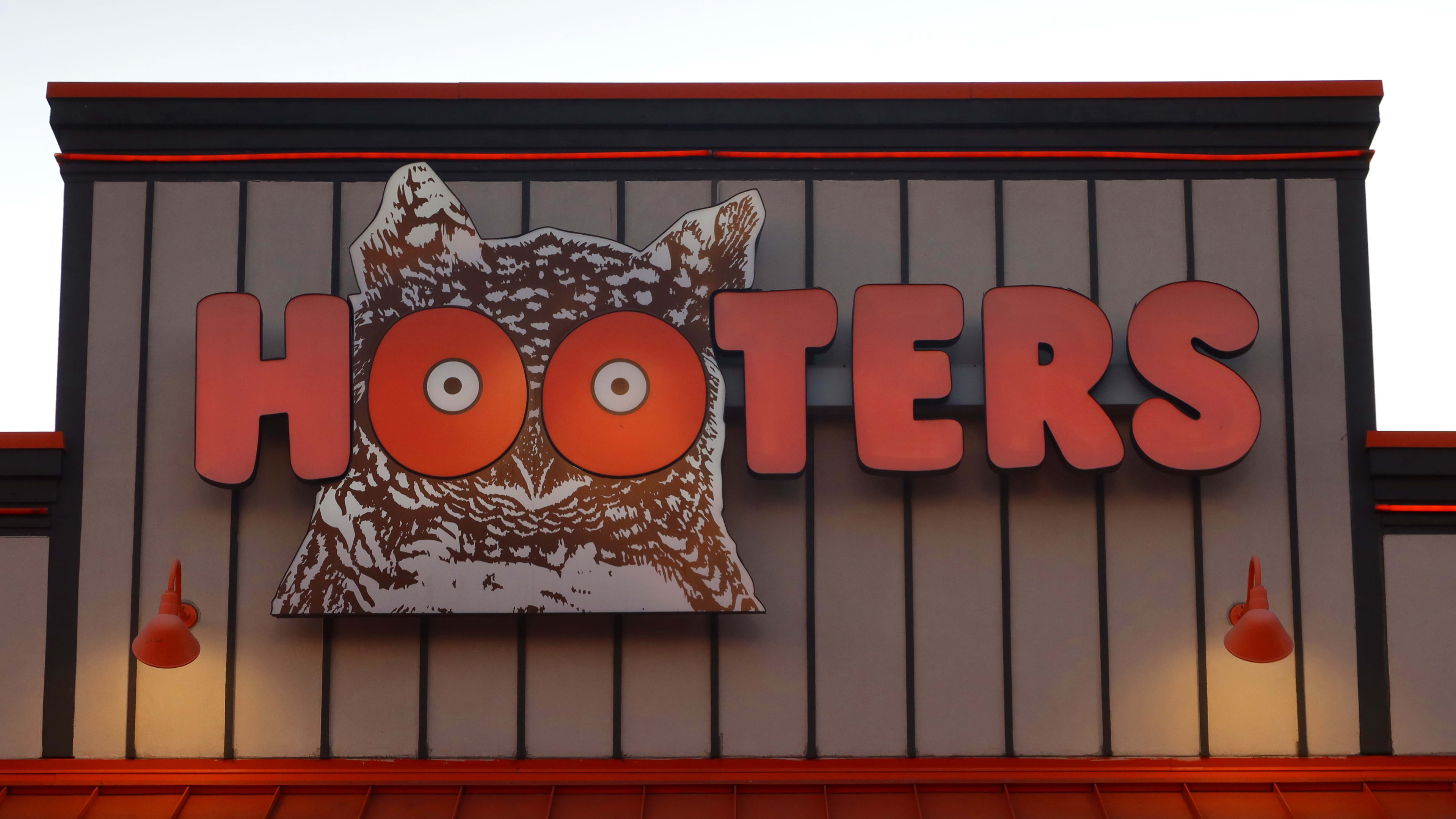 Hooters Makes Big Announcement After Abruptly Closing Over 30 Locations ...