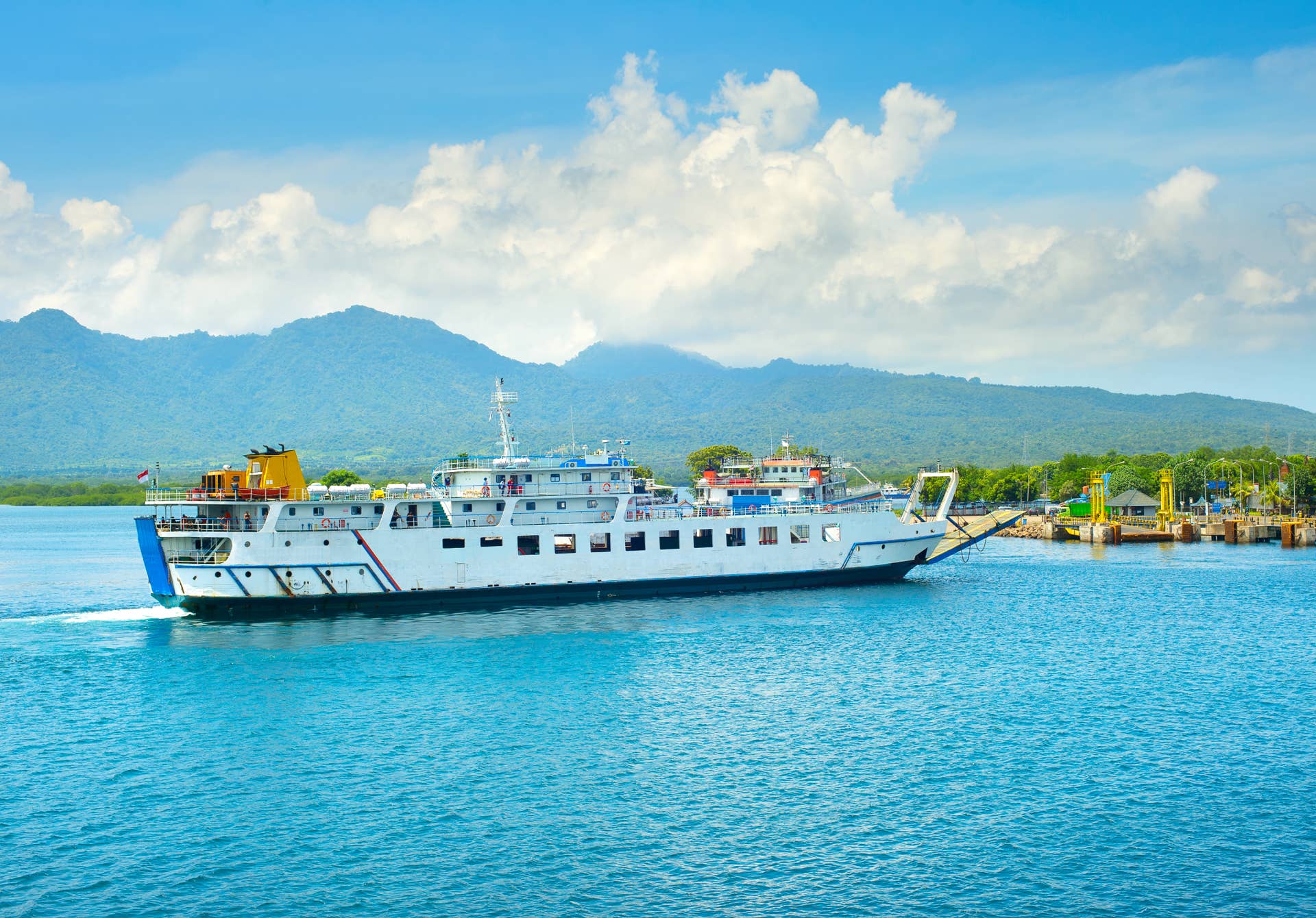 Packed Tourist Ferry Sinks Off Popular Vacation Spot - Men's Journal