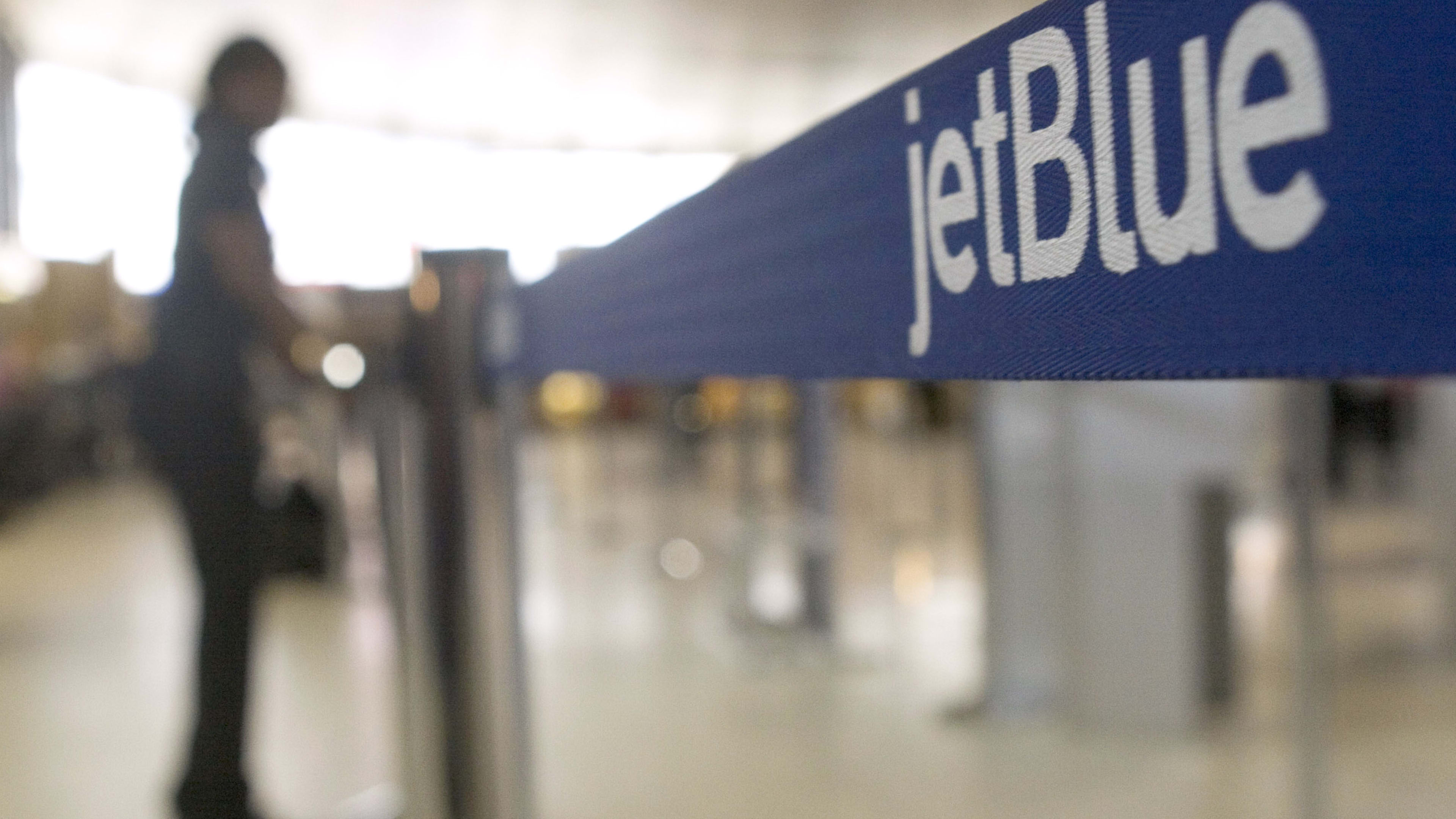 JetBlue Plane Skids Off Runway and the Pilot’s Announcement Changed ...