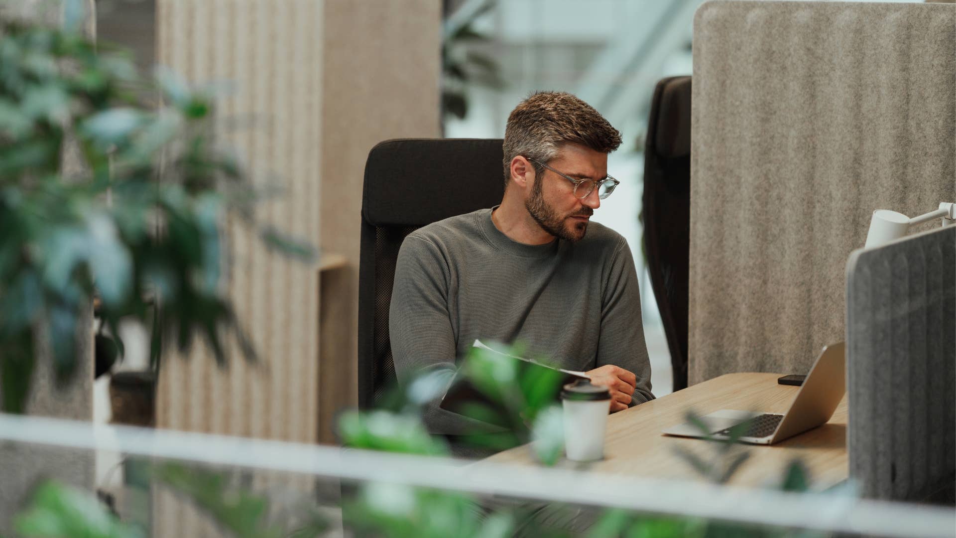 The 10-Minute Desk Workout Soldiers Use to Stay Fit - Men's Journal