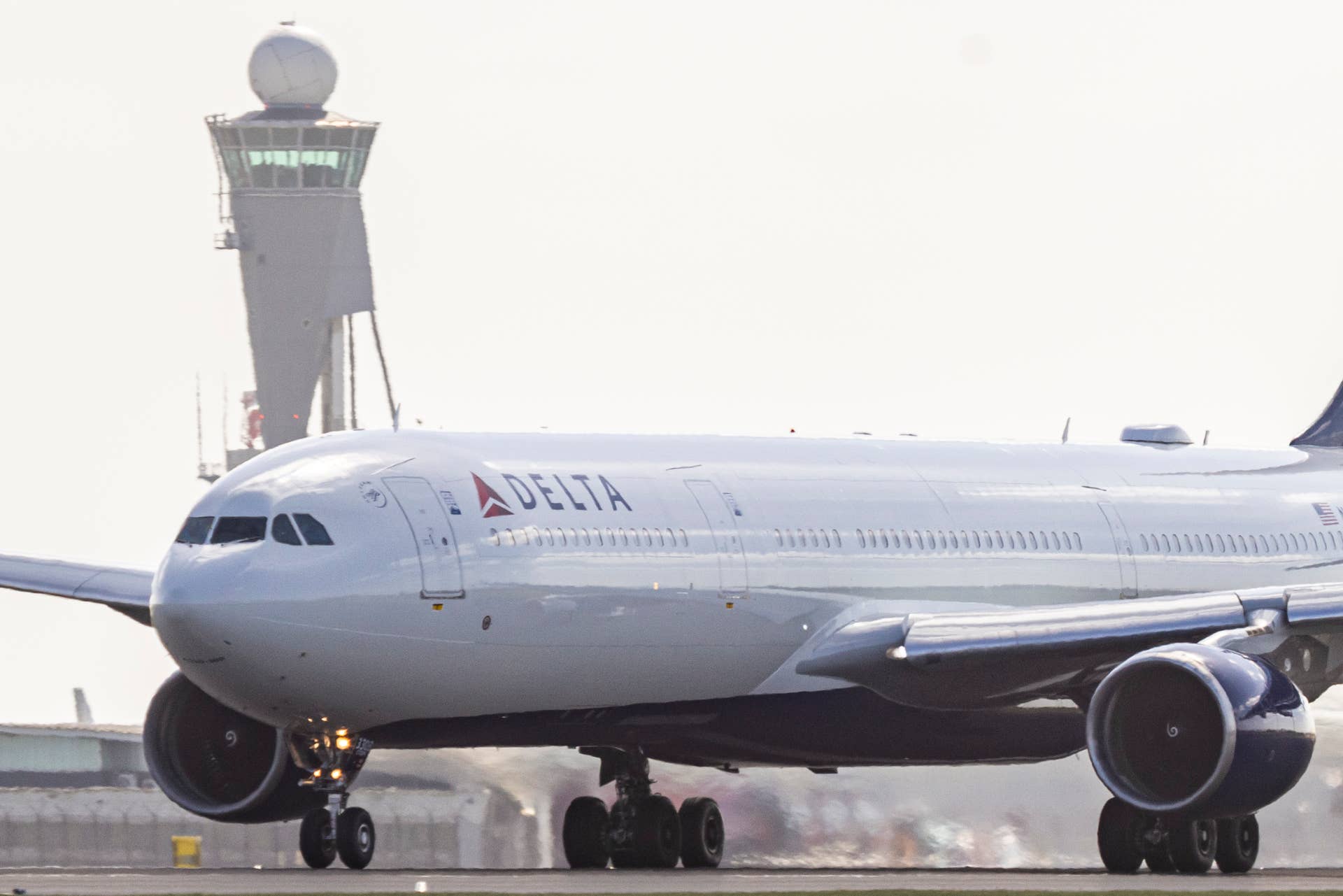 Delta Flight Forced to Make Emergency Landing After Battery Fire - Men ...