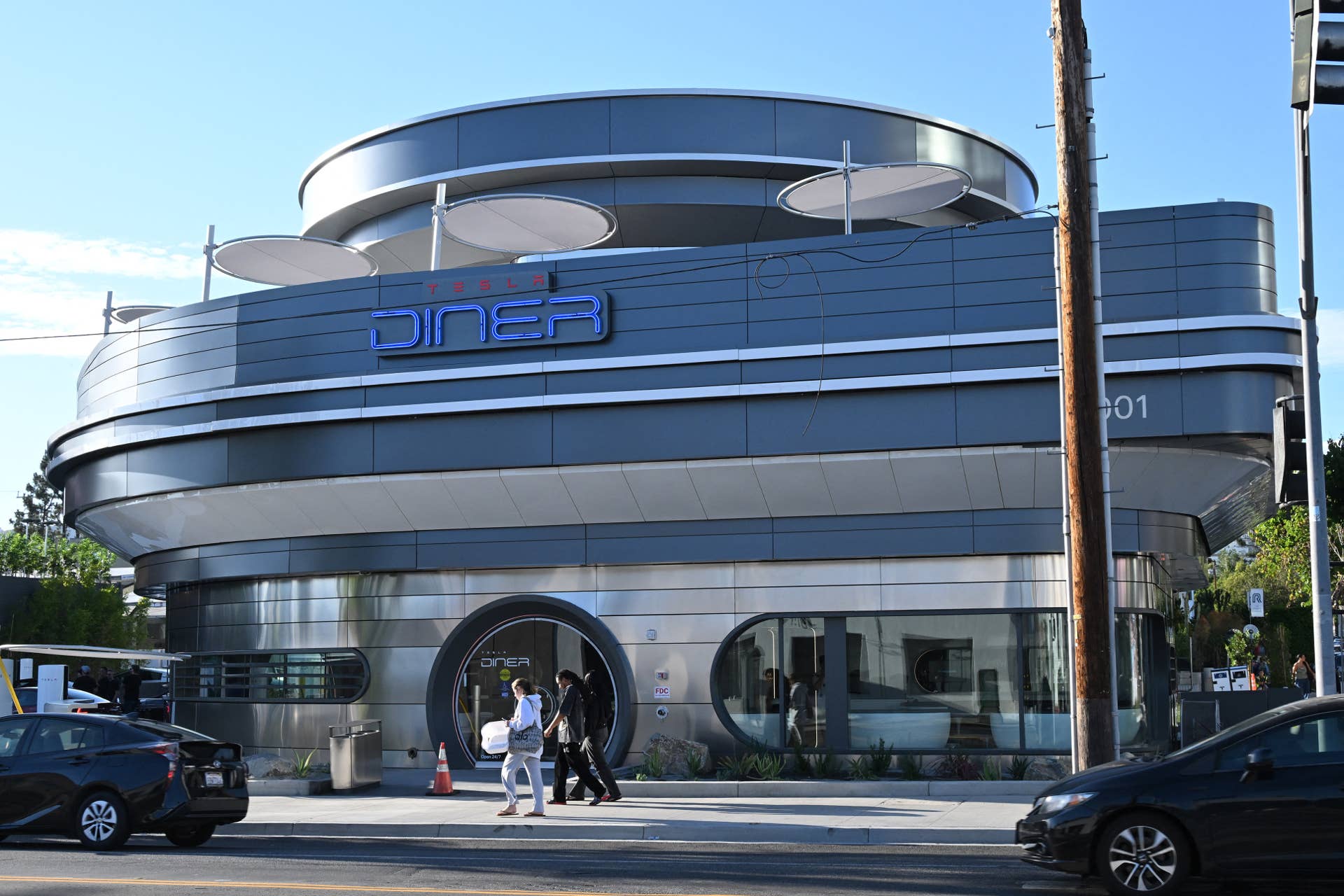 Reviews Are In For Elon Musk’s First Tesla Diner - Men's Journal