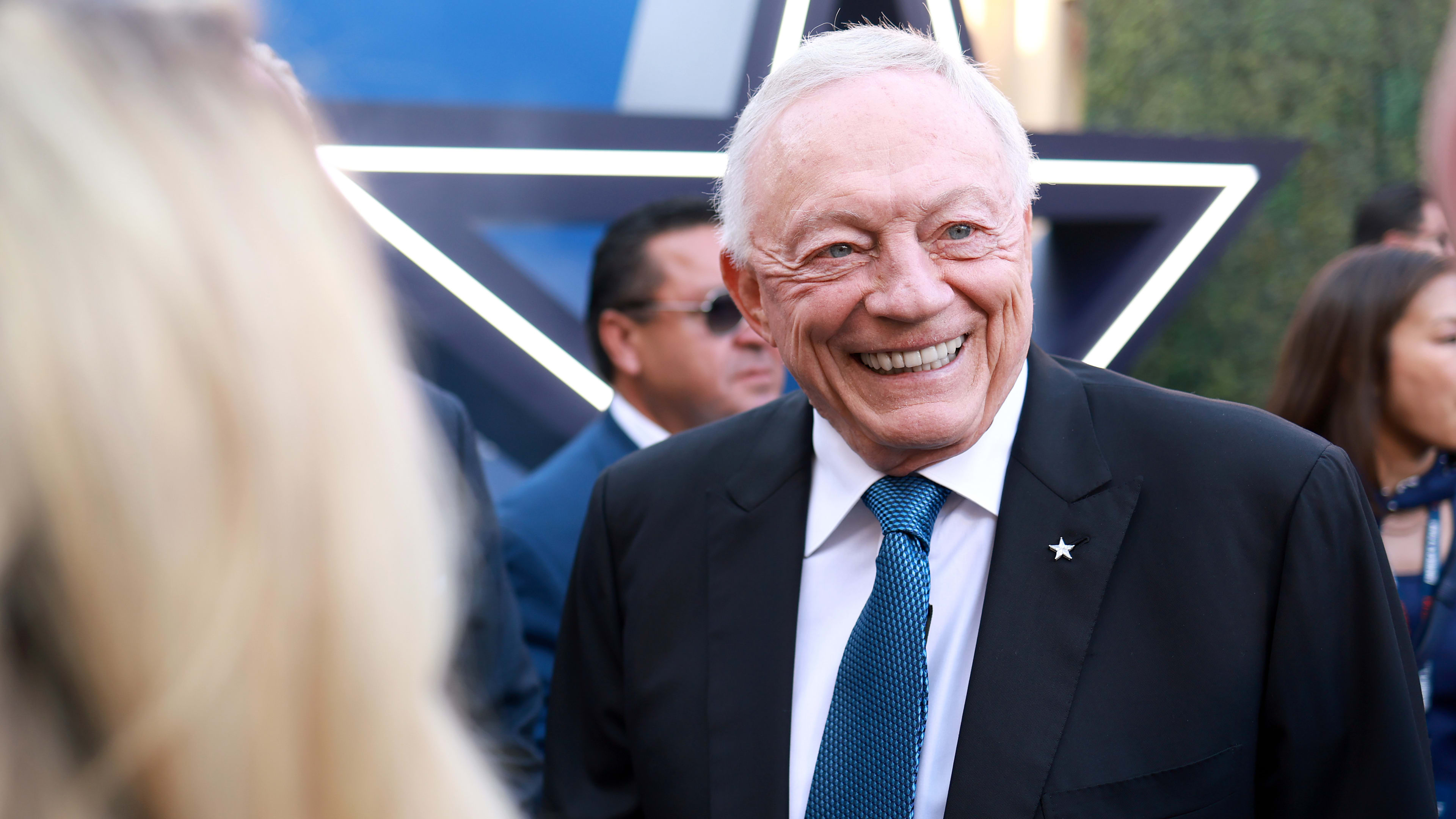 Jerry Jones Explains Why He Gave Fans Middle Finger Sunday - Men's Journal