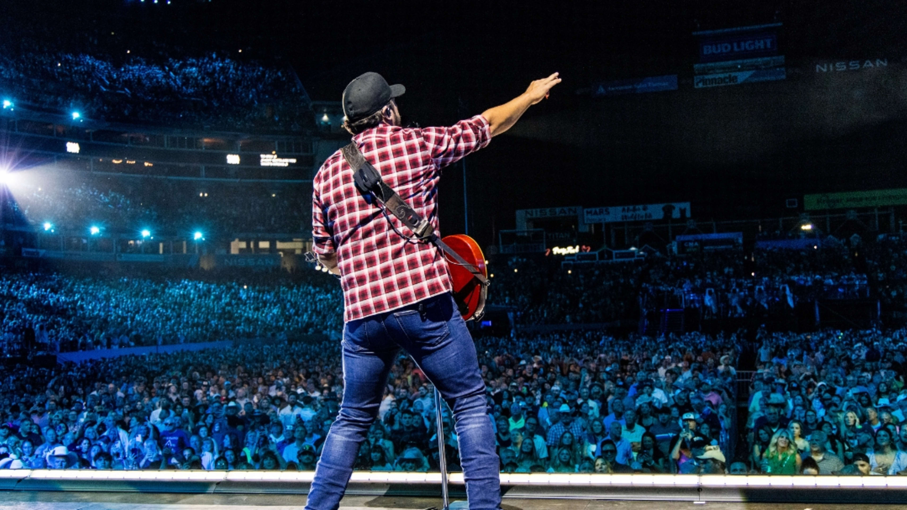 luke bryan performing tonight