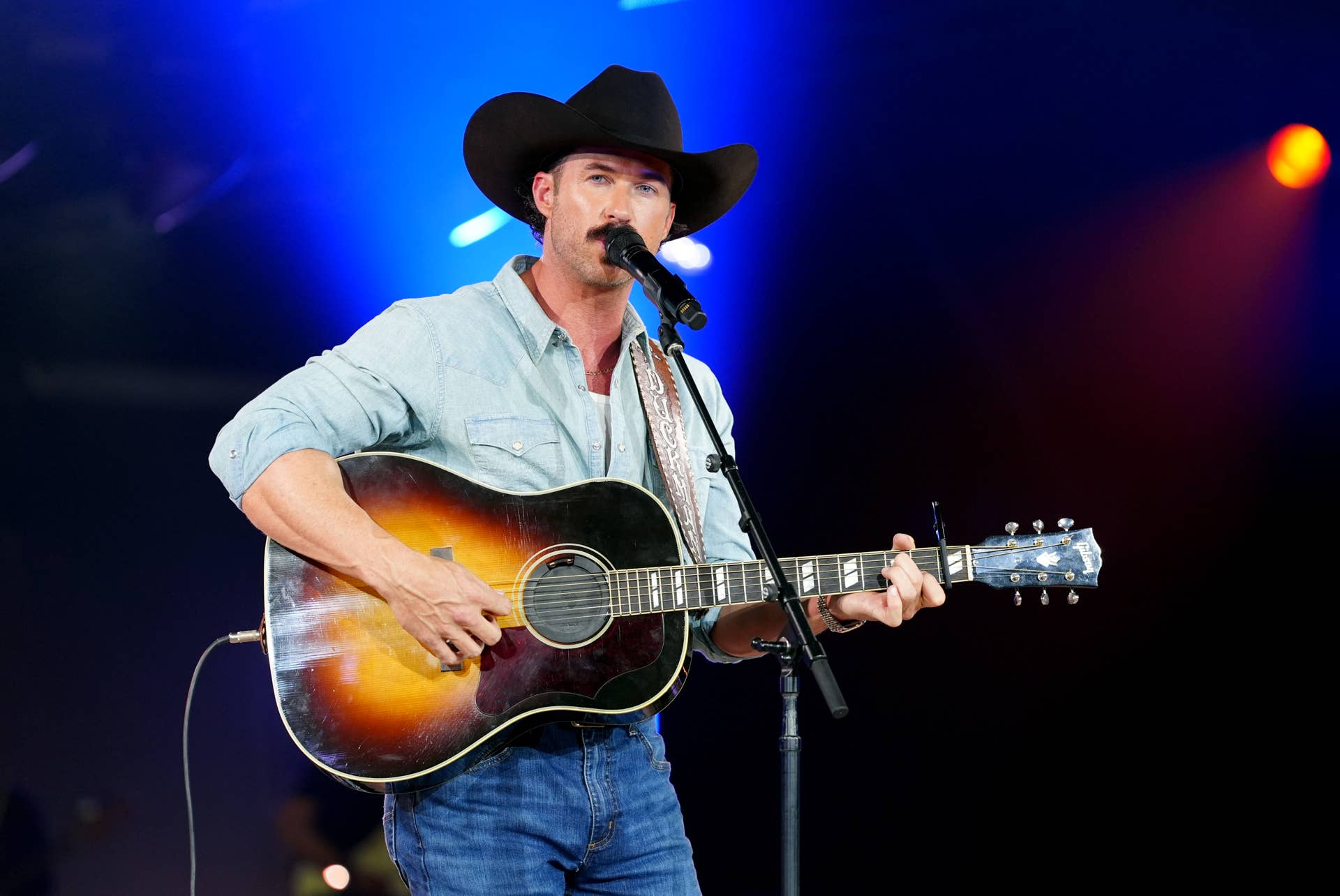 Country Music Star Riley Green Brought Woman On Stage To Sing. She ...