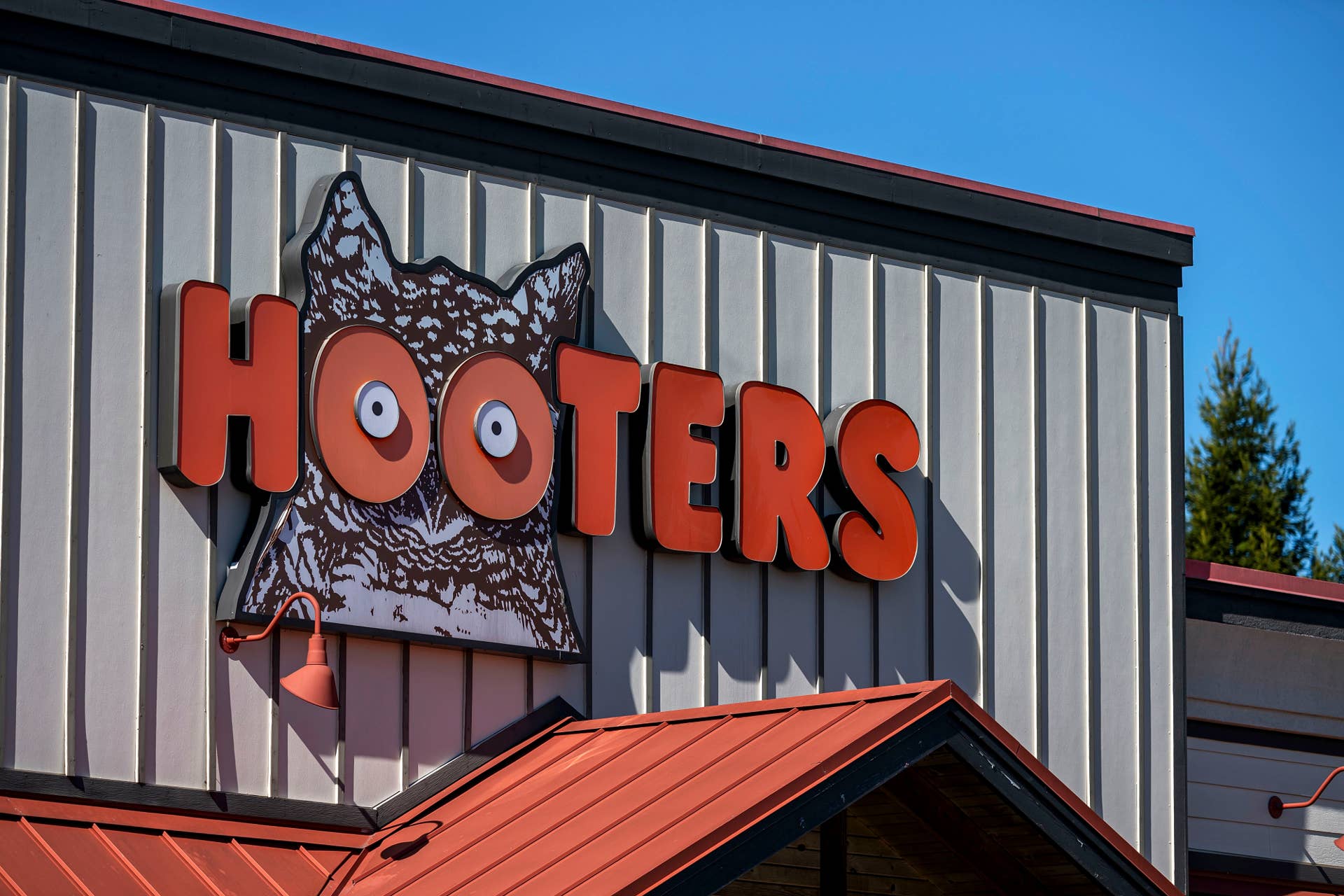 Hulk Hogan Makes Major Move For Hooters After Bankruptcy - Men's Journal