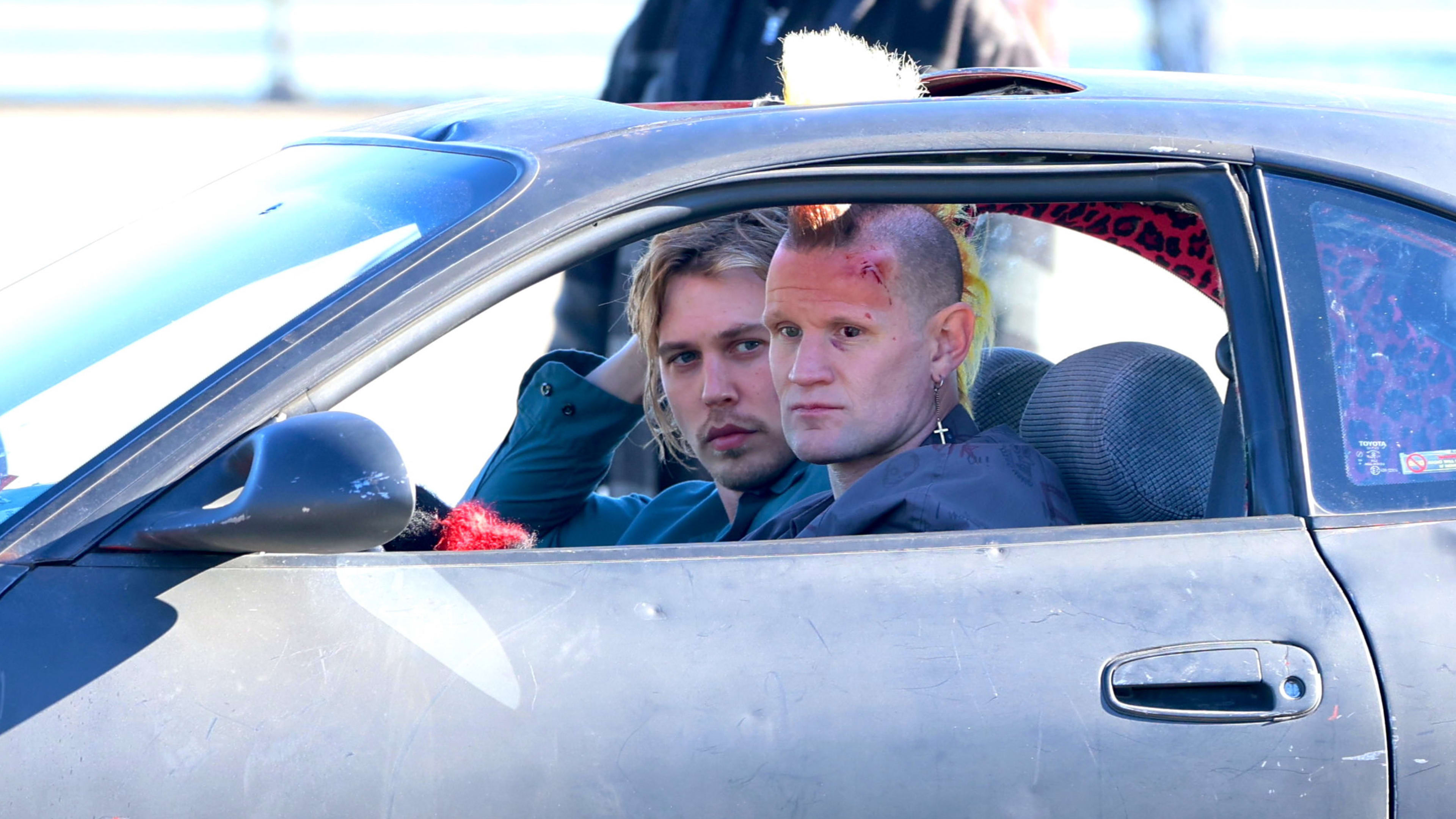 Austin Butler's '90s Crime Flick 'Caught Stealing' Opens With a ...