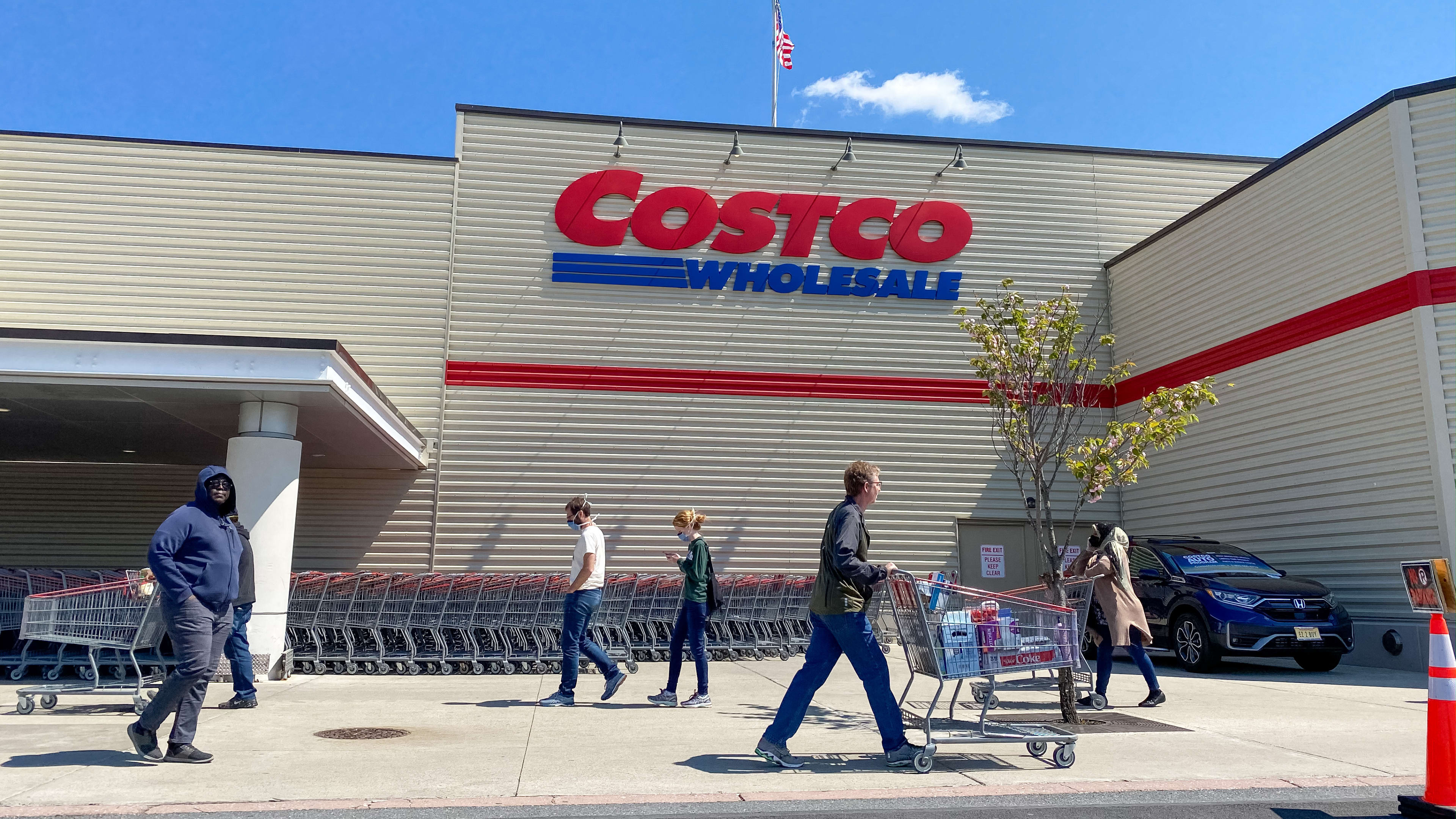 Costco's Highly-Rated Air Fryer is Less Than $50 Right Now - Men's Journal