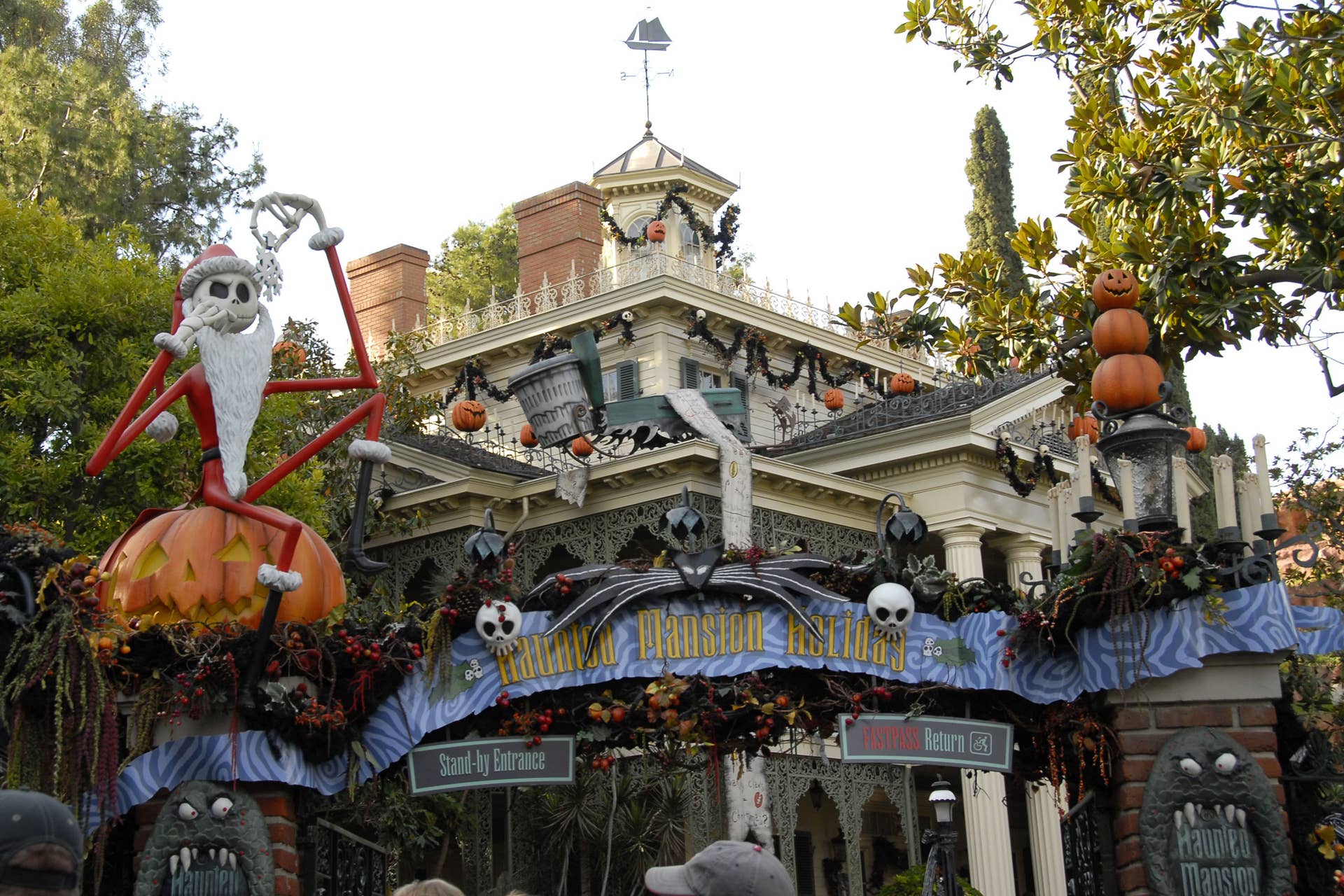 Disneyland Death Reported After Guest Rides Haunted Mansion Attraction ...