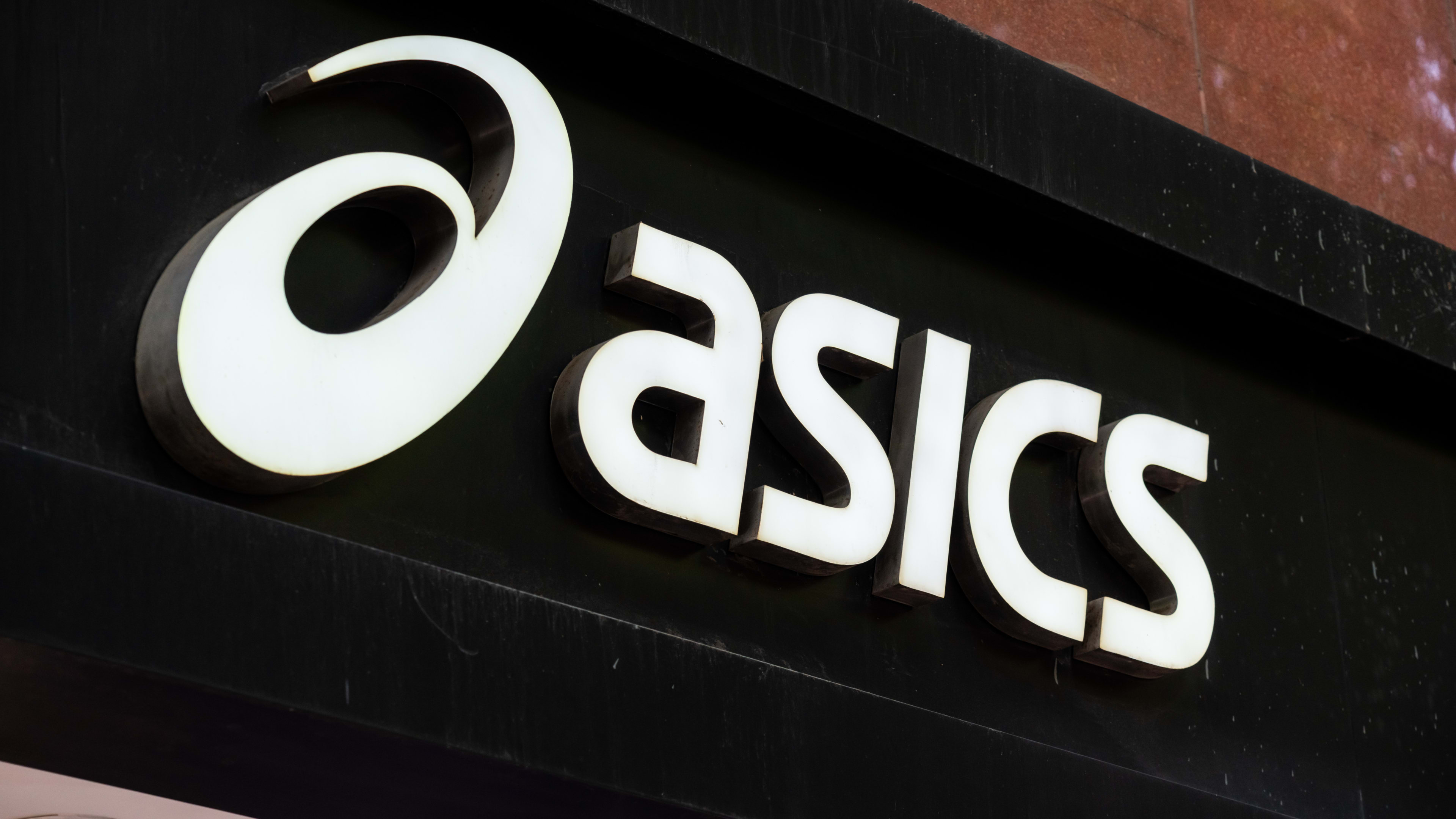 Asics’ Highly Reflective Running Shoes Are Now $50 Off - Men's Journal