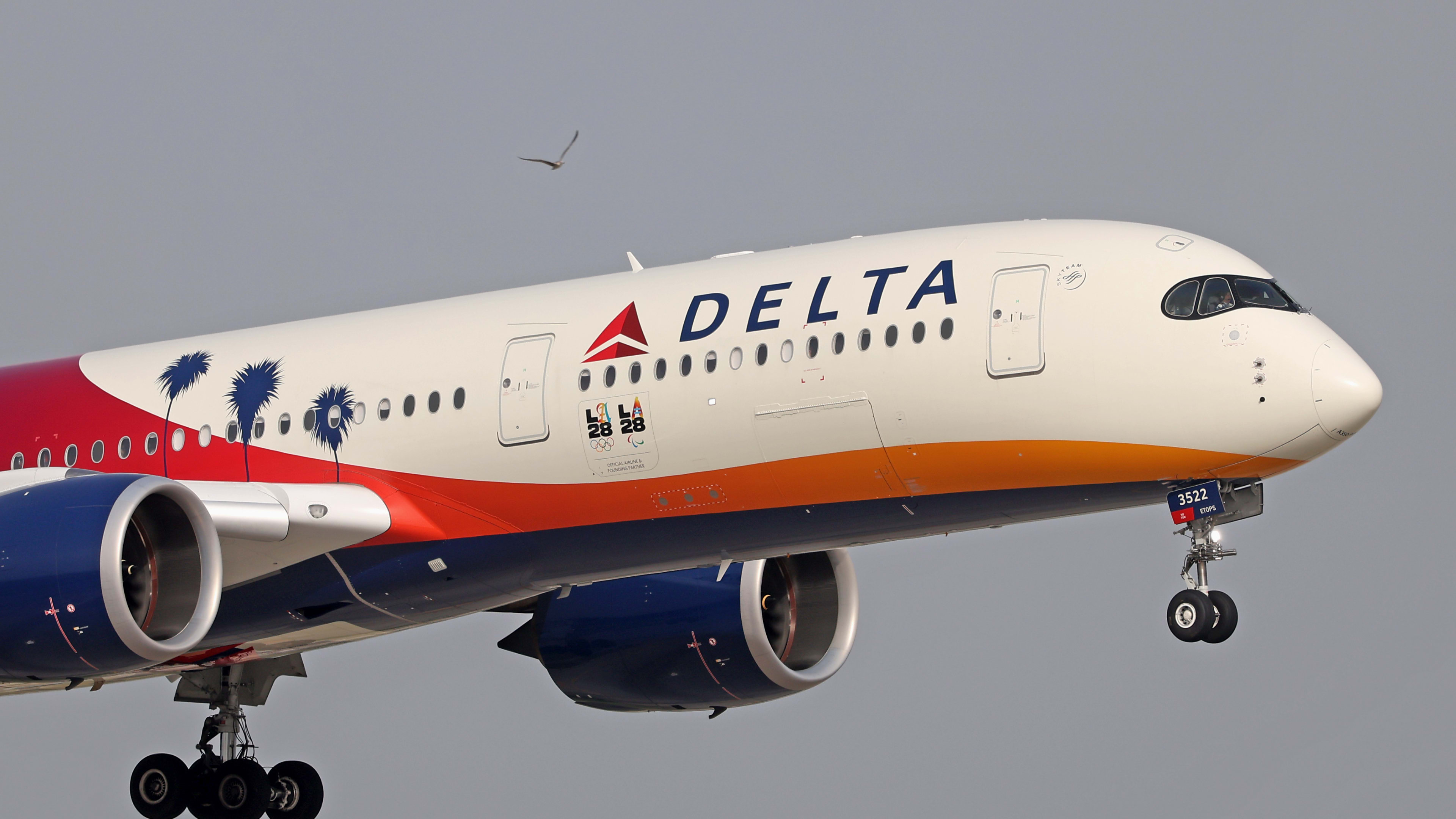 Two Delta Airline Jets Collide on Taxiway - Leading to Injury - Men's ...