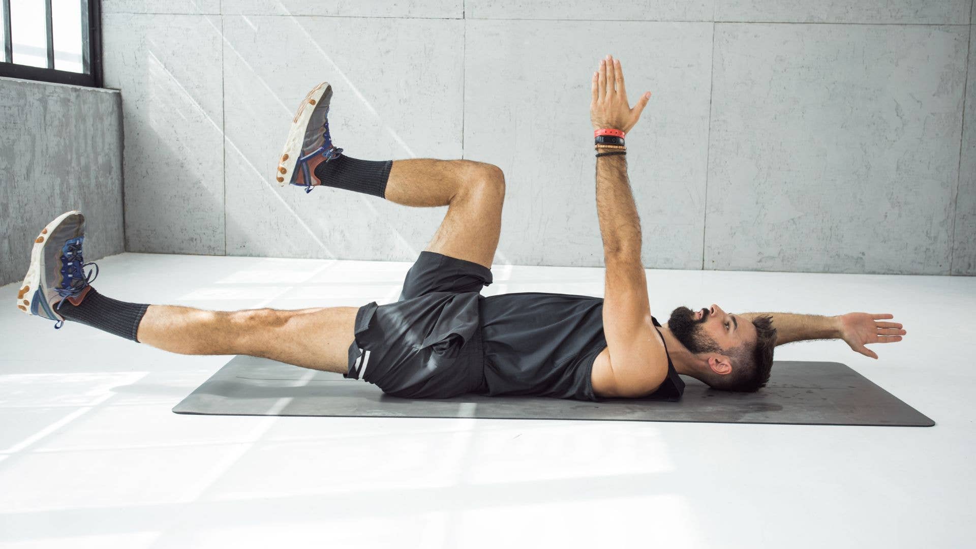 How To Do The Dead Bug For Core Strength And Stability Men s Journal How To Do The Dead Bug For Core Strength And Stability Men s Journal